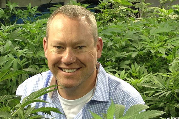 iPhone App Store Backs Down After Pot Leaders Rally for MassRoots ...