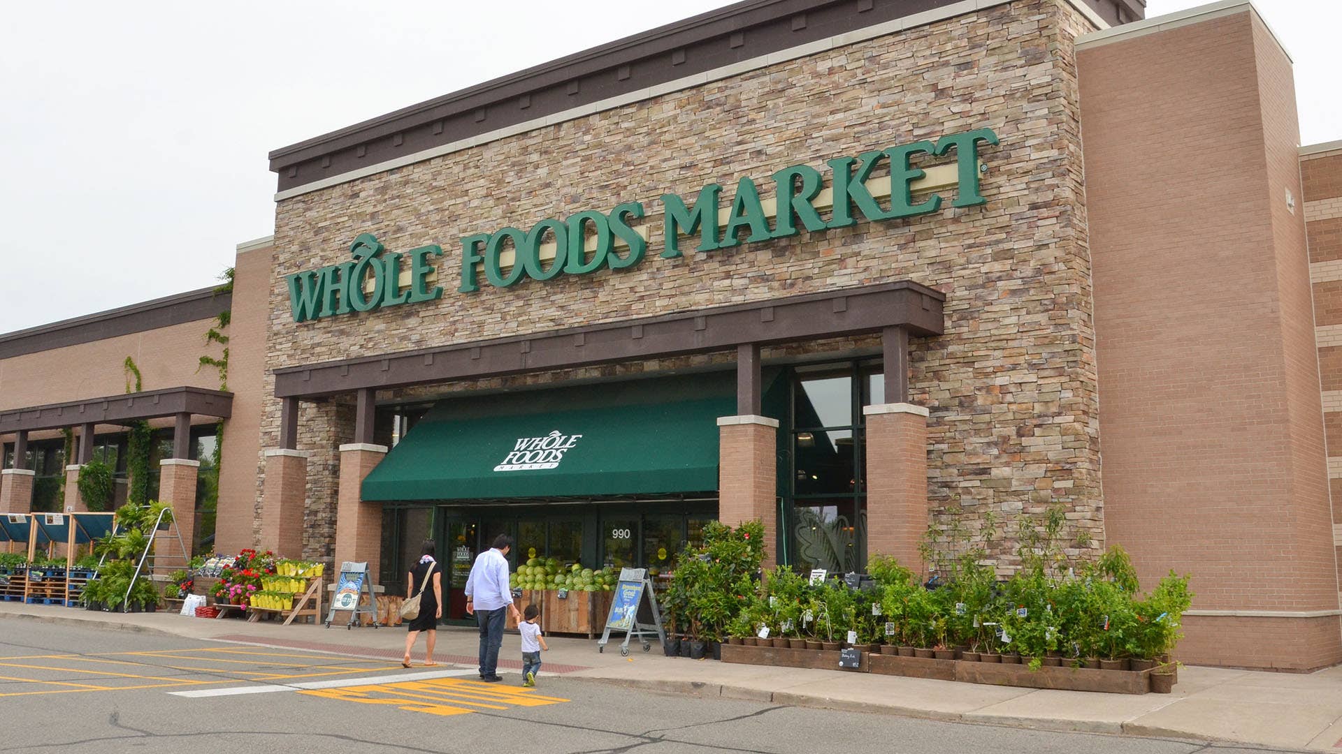 Iconic U.S. grocery chain debuts first UK store after a decade - TheStreet