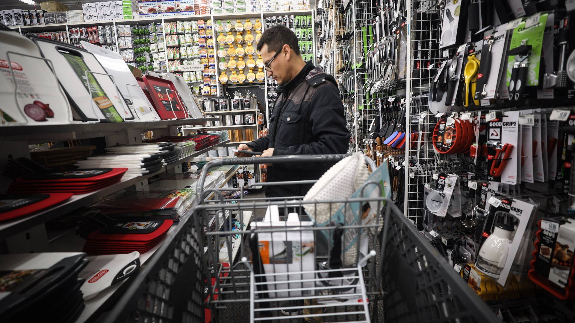 New owner of bankrupt retail giant buys partner, closing 40 stores ...
