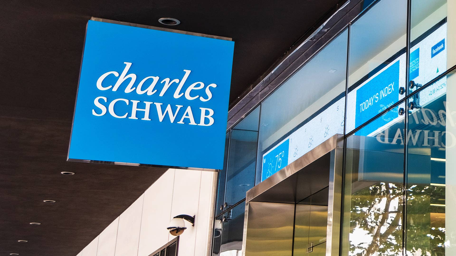 Why the Schwab Dividend ETF (SCHD) Is losing its edge to Vanguard ...