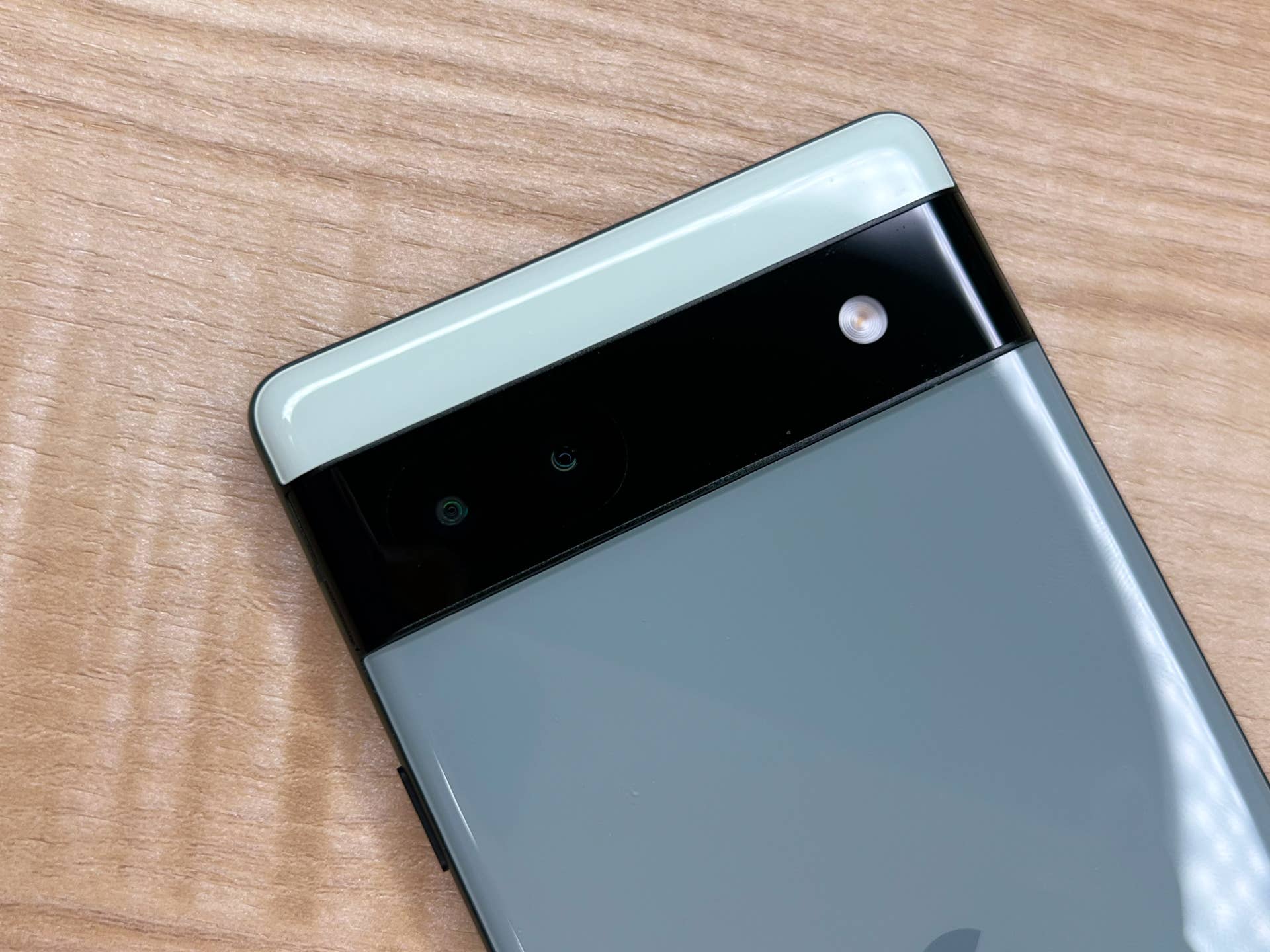 iPhone SE vs. Pixel 6a: Which Smartphone is Right For You? - TheStreet