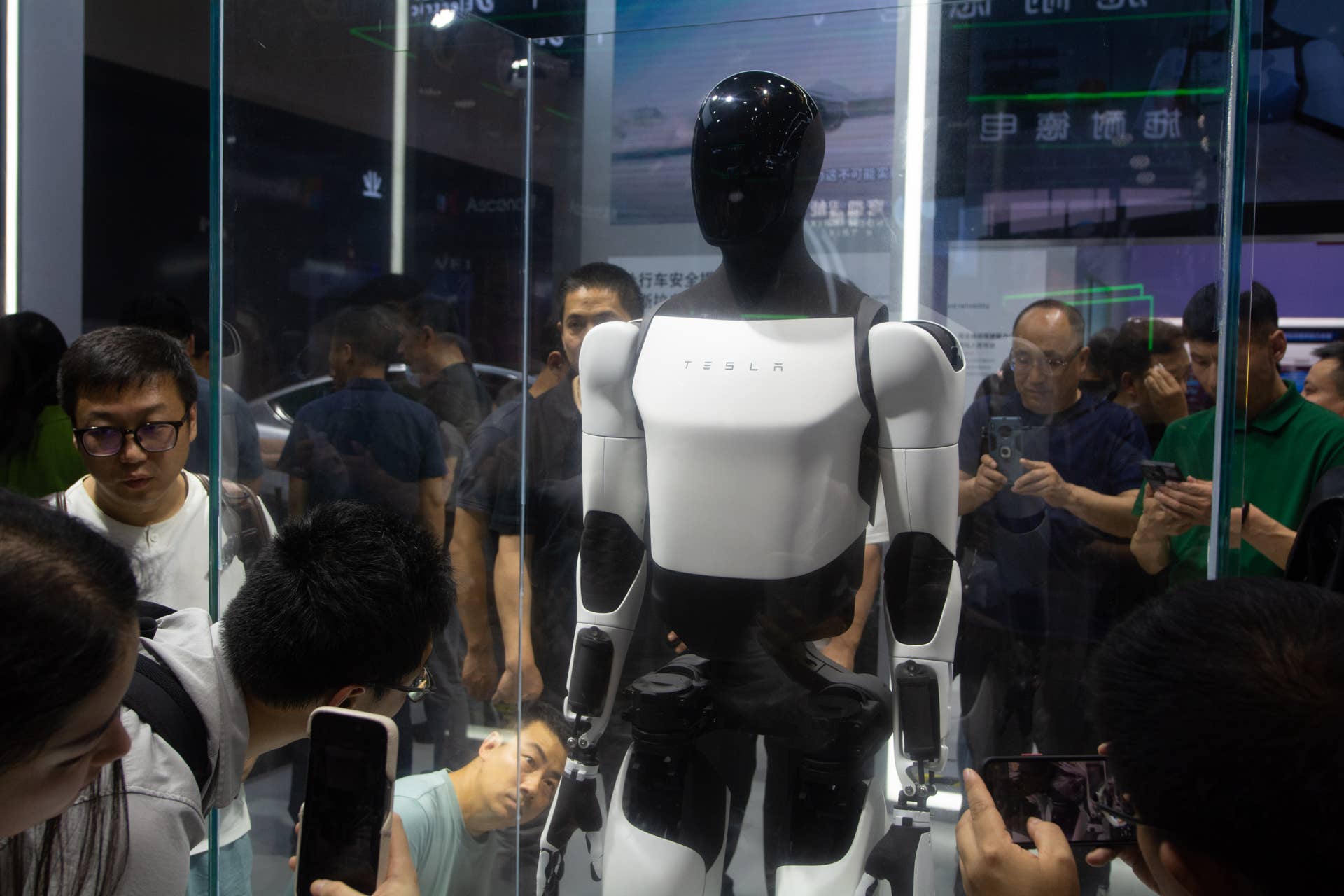 Tesla will pay you a startling hourly rate to train its Optimus robot ...