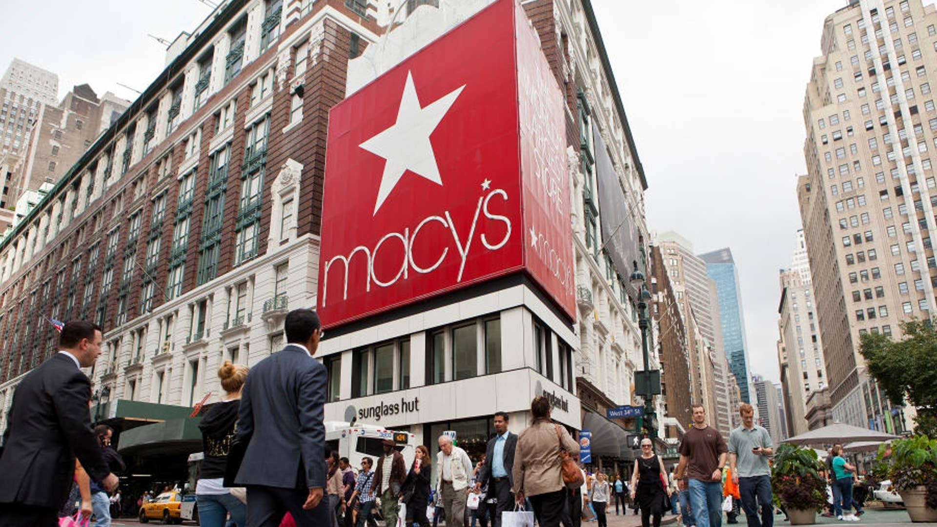 Macy's is selling a $300 hardside luggage set for just $100 - TheStreet