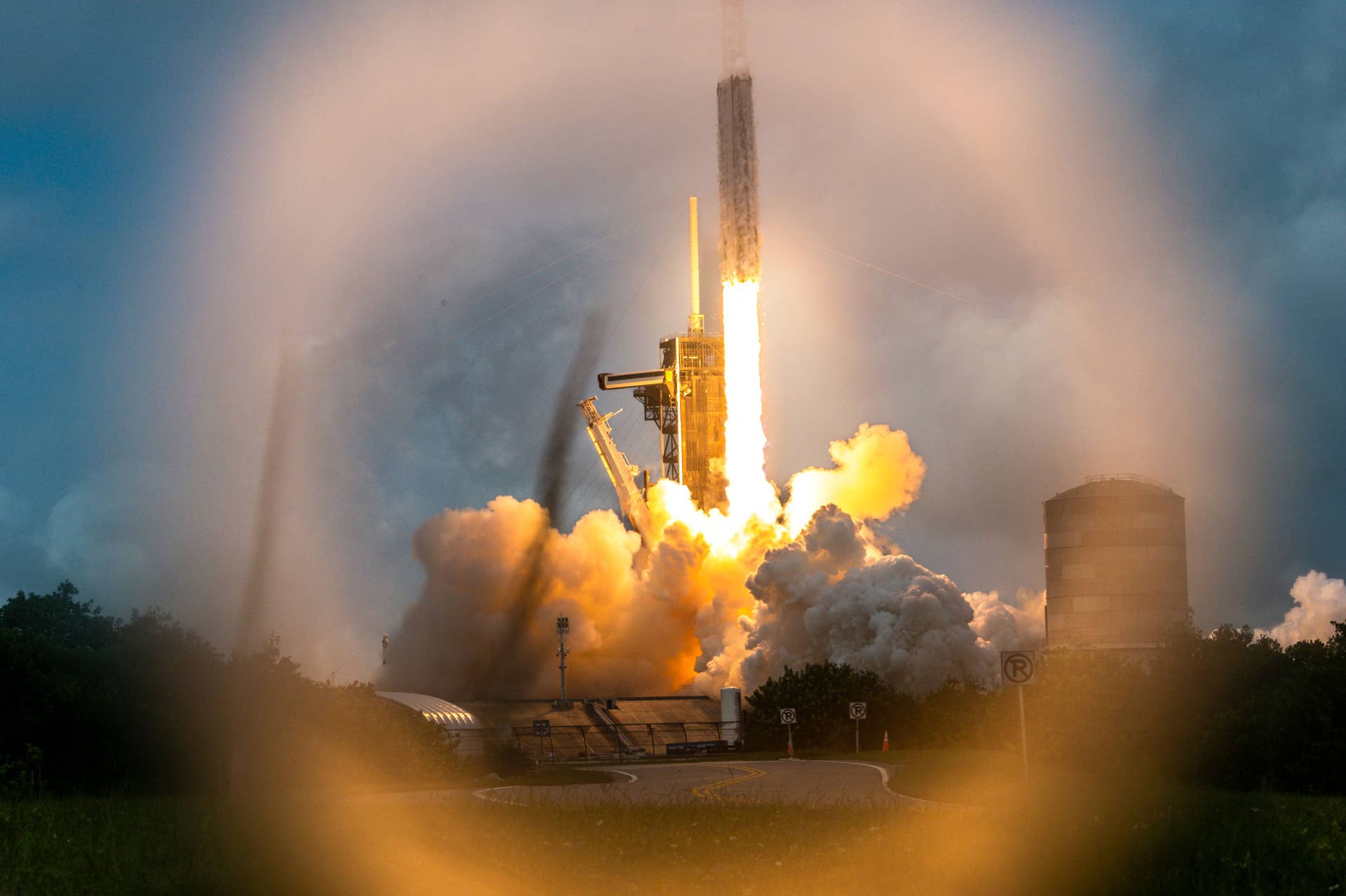 Elon Musk's SpaceX clocks a $1.3 billion government win, hits big ...