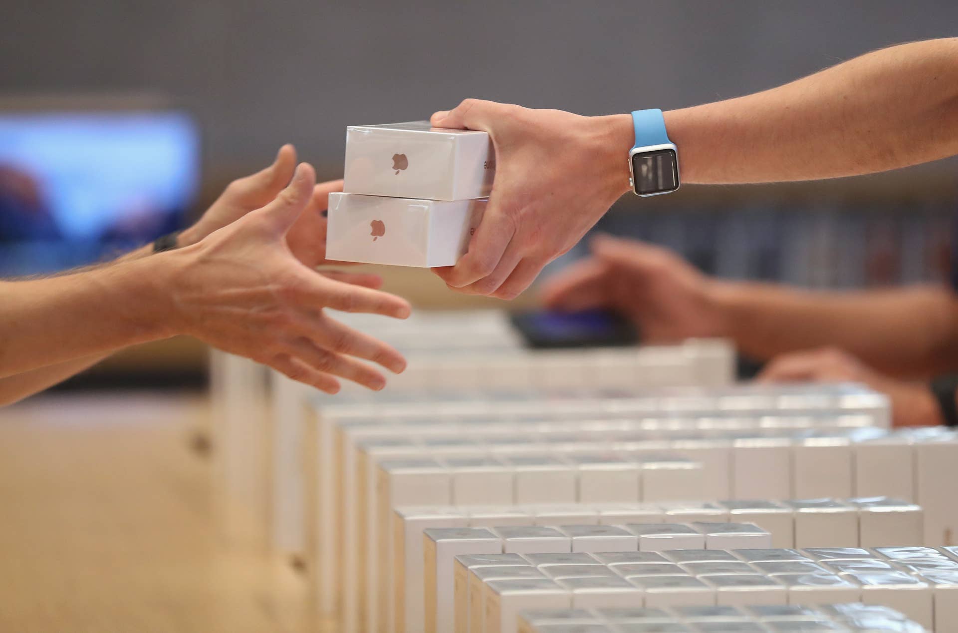 Apple faces blowback after defending controversial work policy - TheStreet
