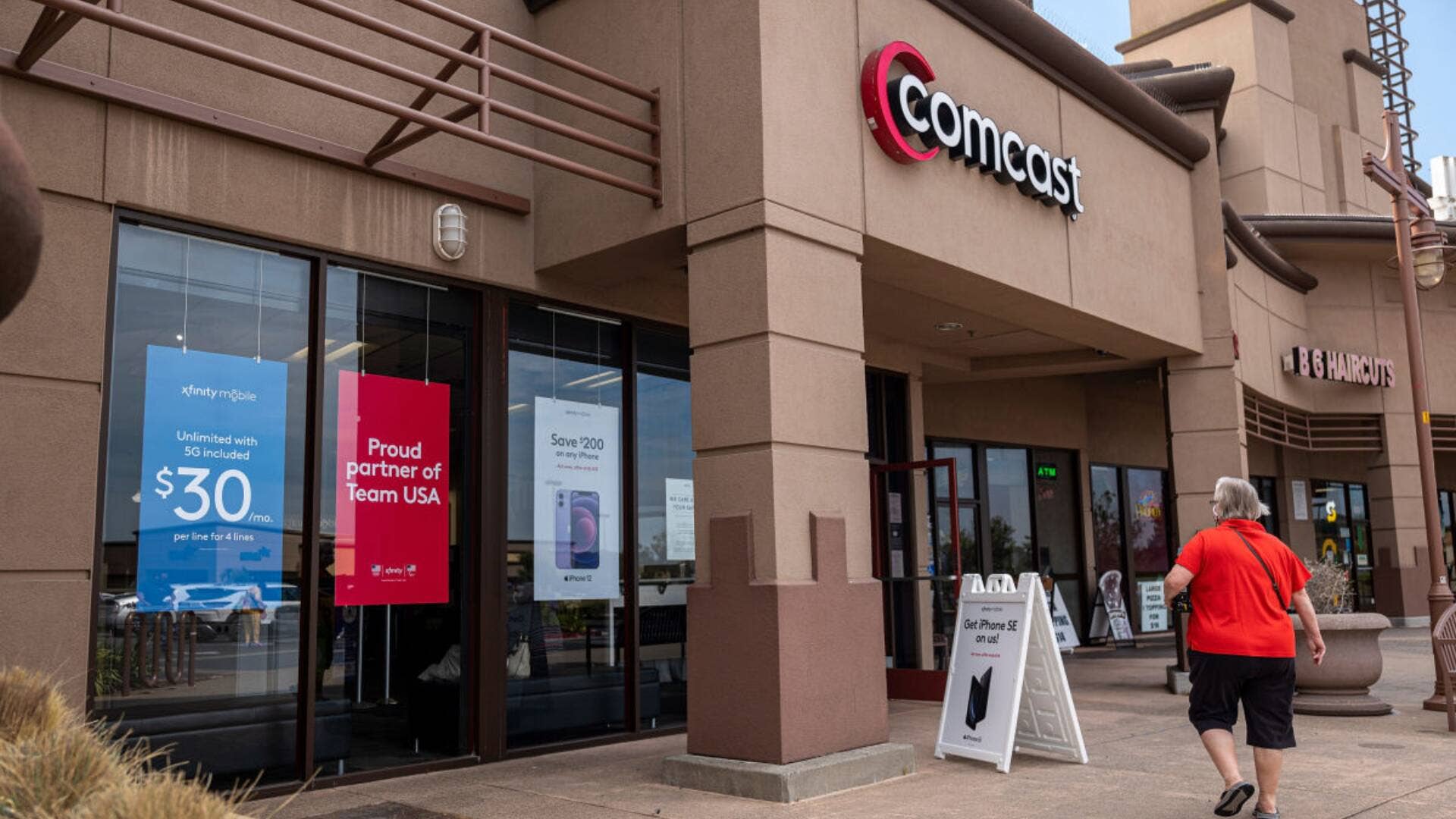 Comcast plans harsh wake-up call for employees as customers flee ...