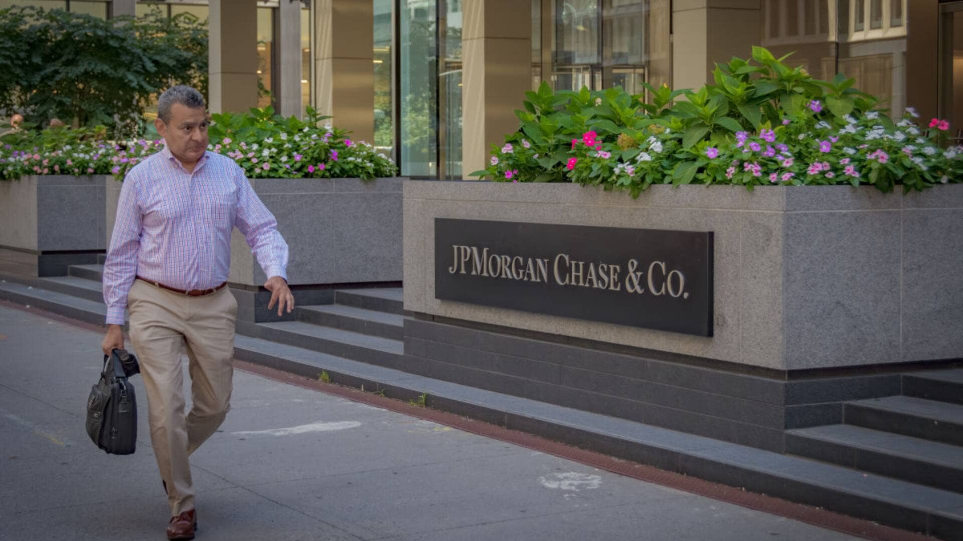 JPMorgan Chase’s new office for employees goes viral in a bad way ...