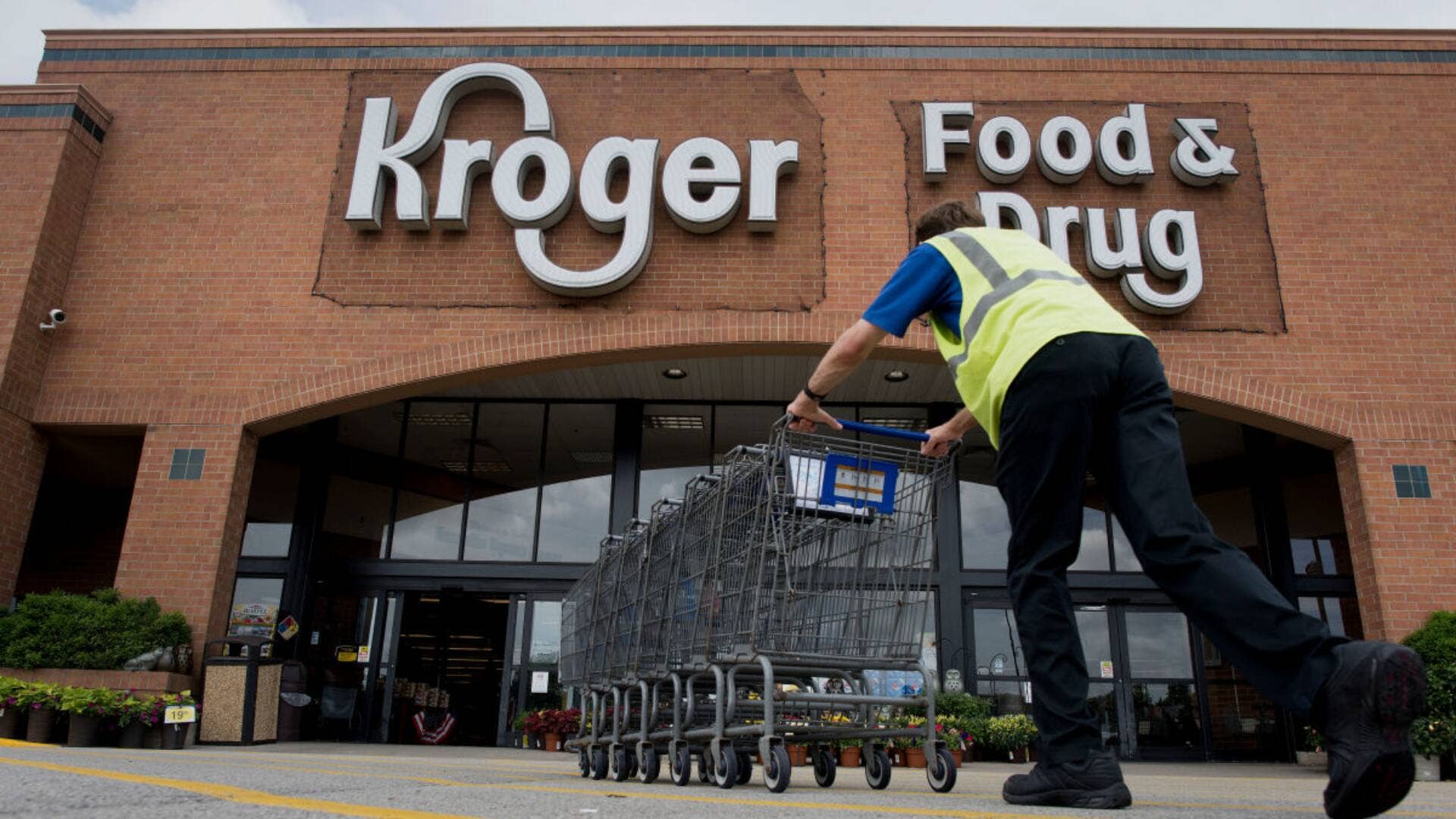 Huge grocery store chains close 100s of locations - TheStreet