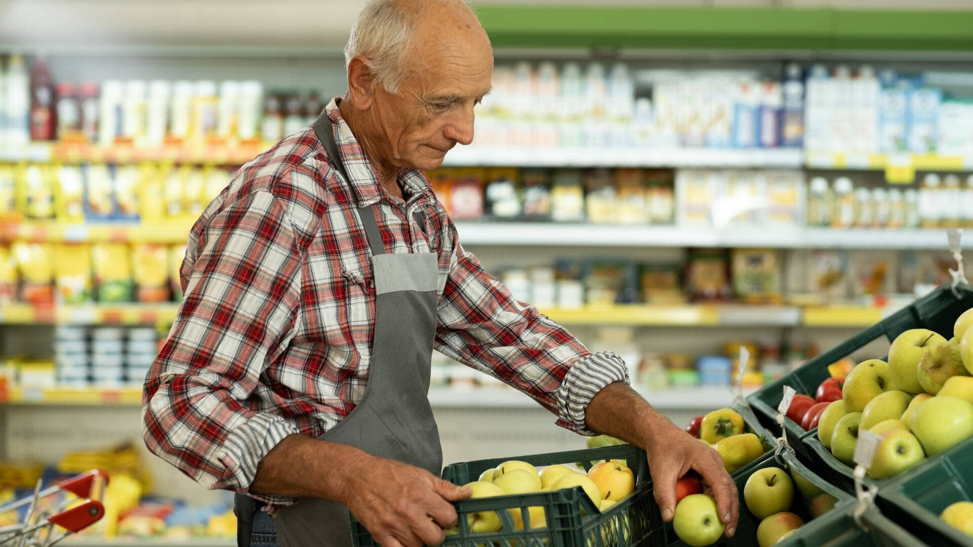 76-year-old grocer closes stores amid struggles, shoppers frustrated ...