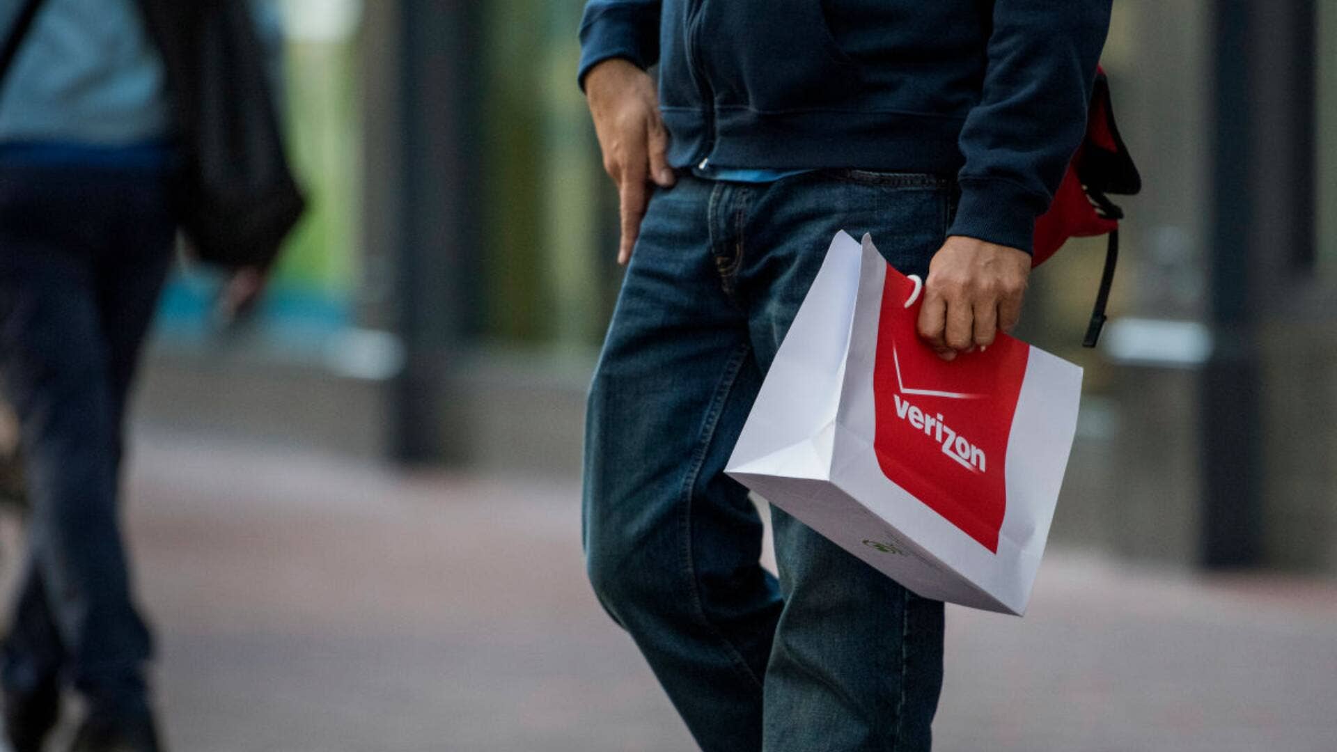 Verizon quietly makes aggressive move to stop fleeing customers - TheStreet