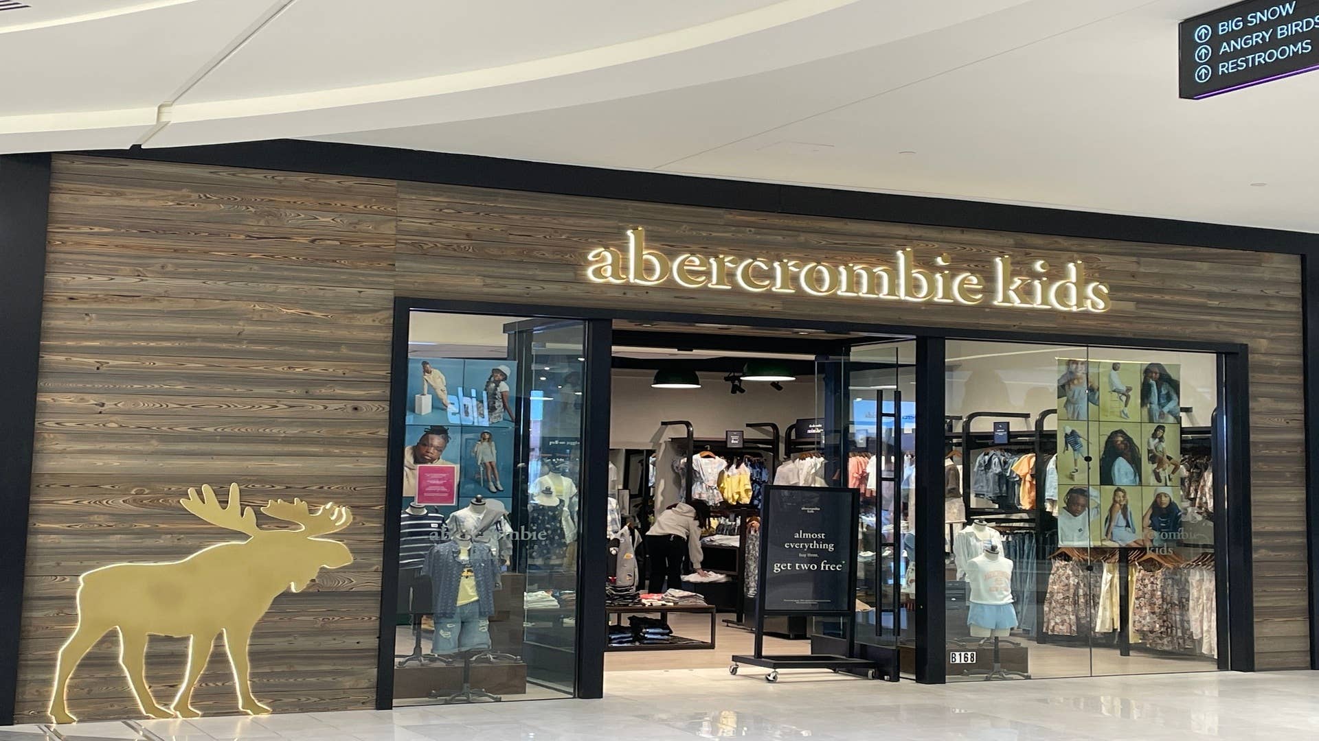 Struggling mall retailer makes massive change to how it sells clothes ...