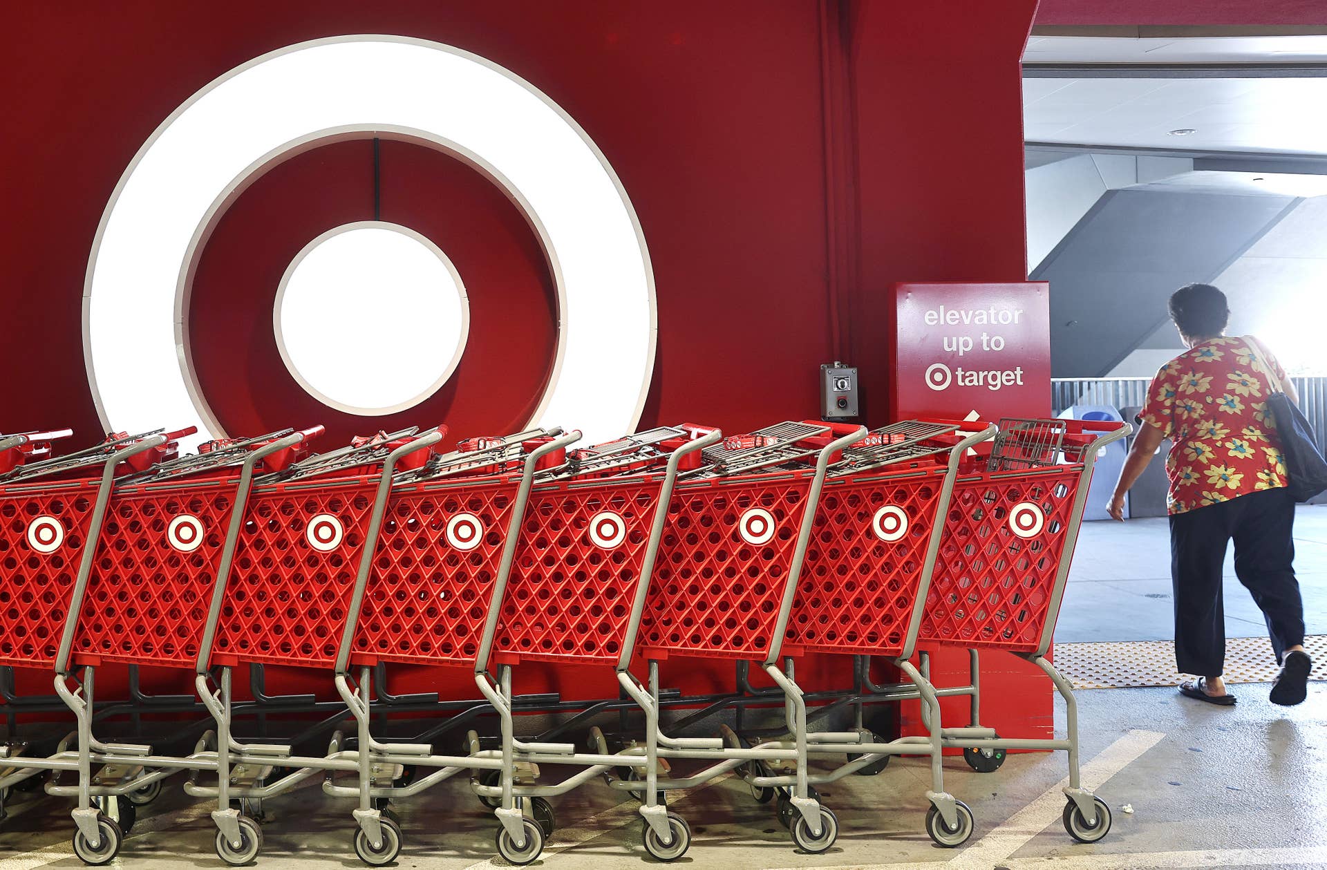 Target is selling a $770 7-piece patio set for $395 - TheStreet
