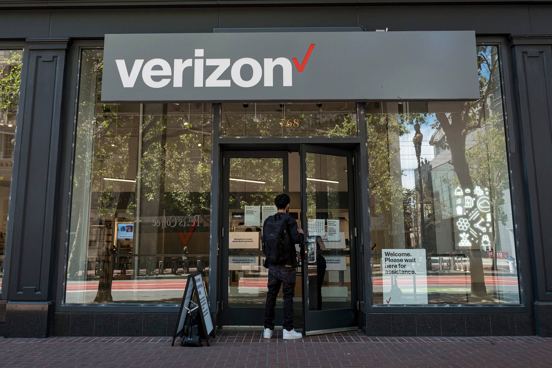 Verizon customers angry after receiving surprising notification - TheStreet
