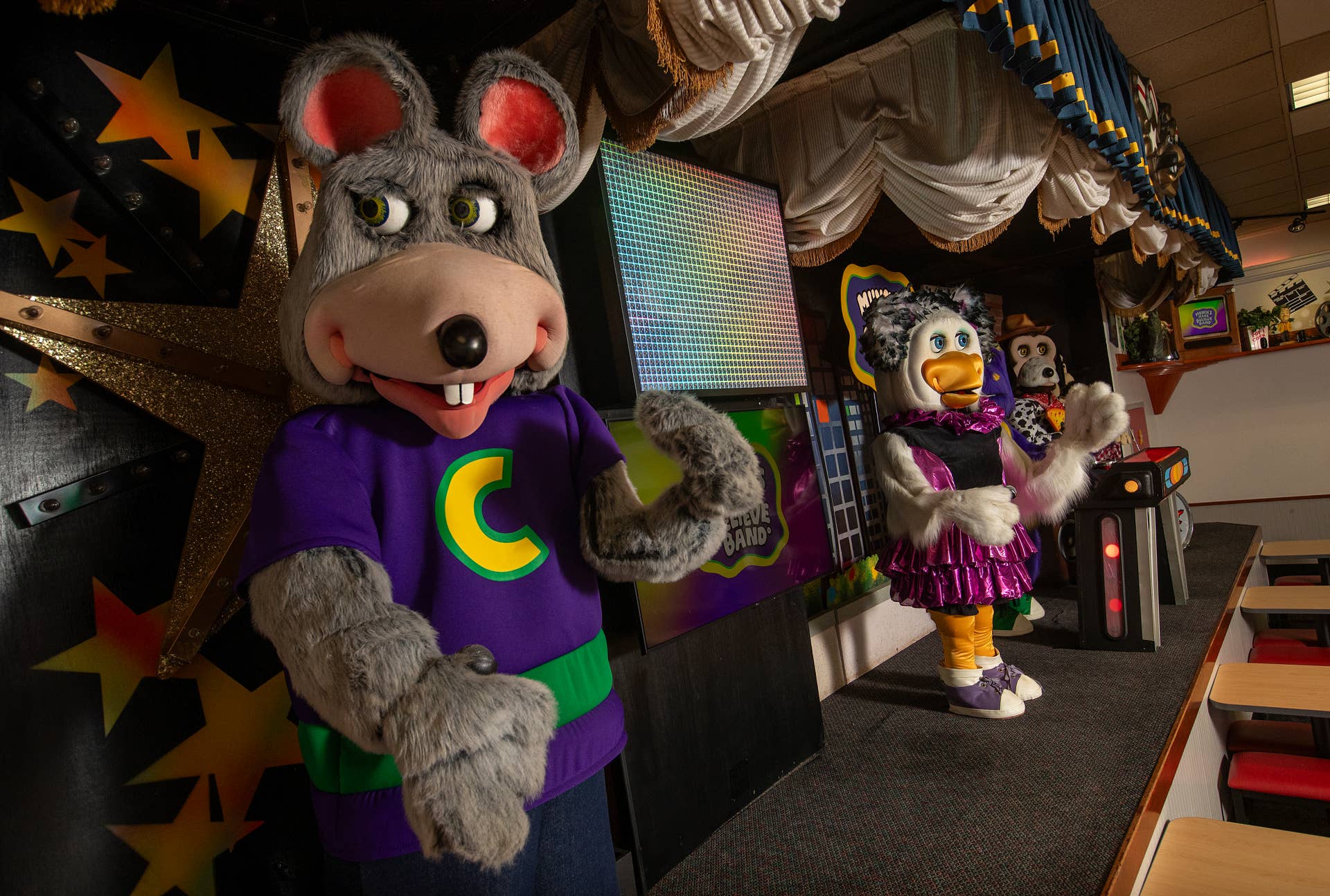 Formerly bankrupt family entertainment restaurant chain details ...