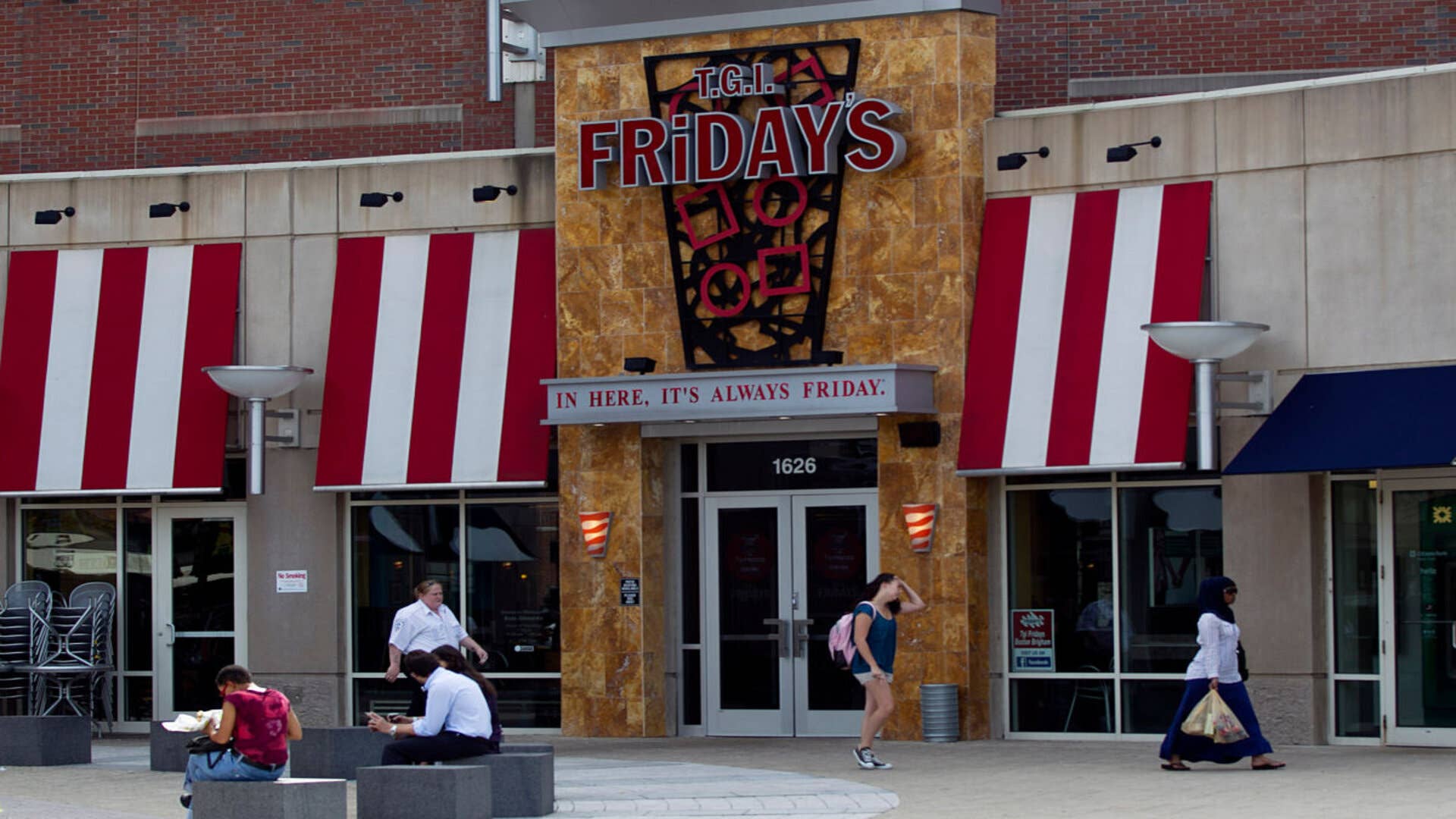 Bankrupt restaurant chain offers new deal, stiff drink - TheStreet