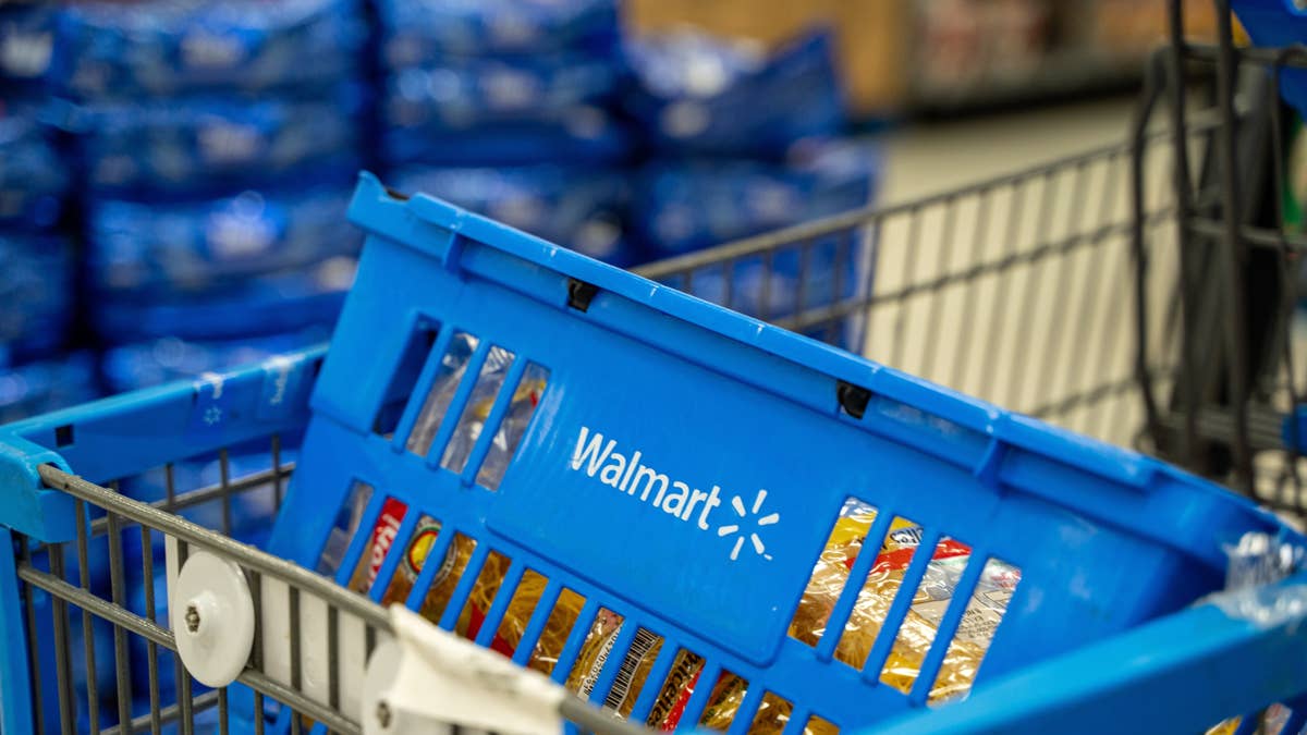 Walmart is selling a $329 circular picnic table for $180 - TheStreet