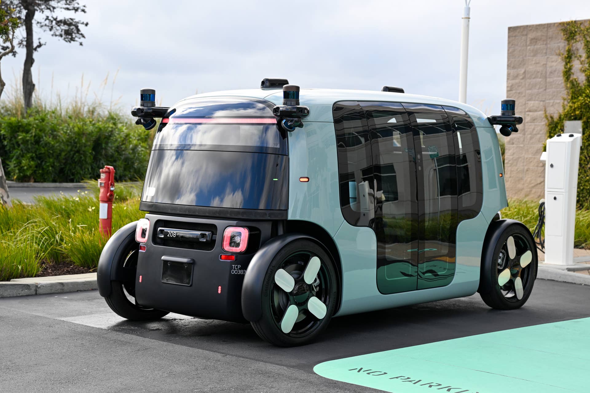 Waymo pulls ahead of Tesla Robotaxi, Amazon Zoox with latest move ...