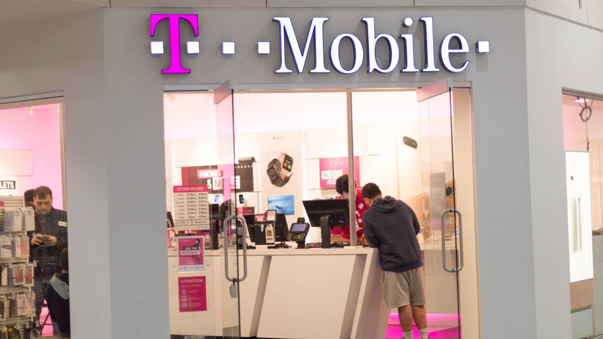T-Mobile quietly makes drastic decision after losing customers - TheStreet