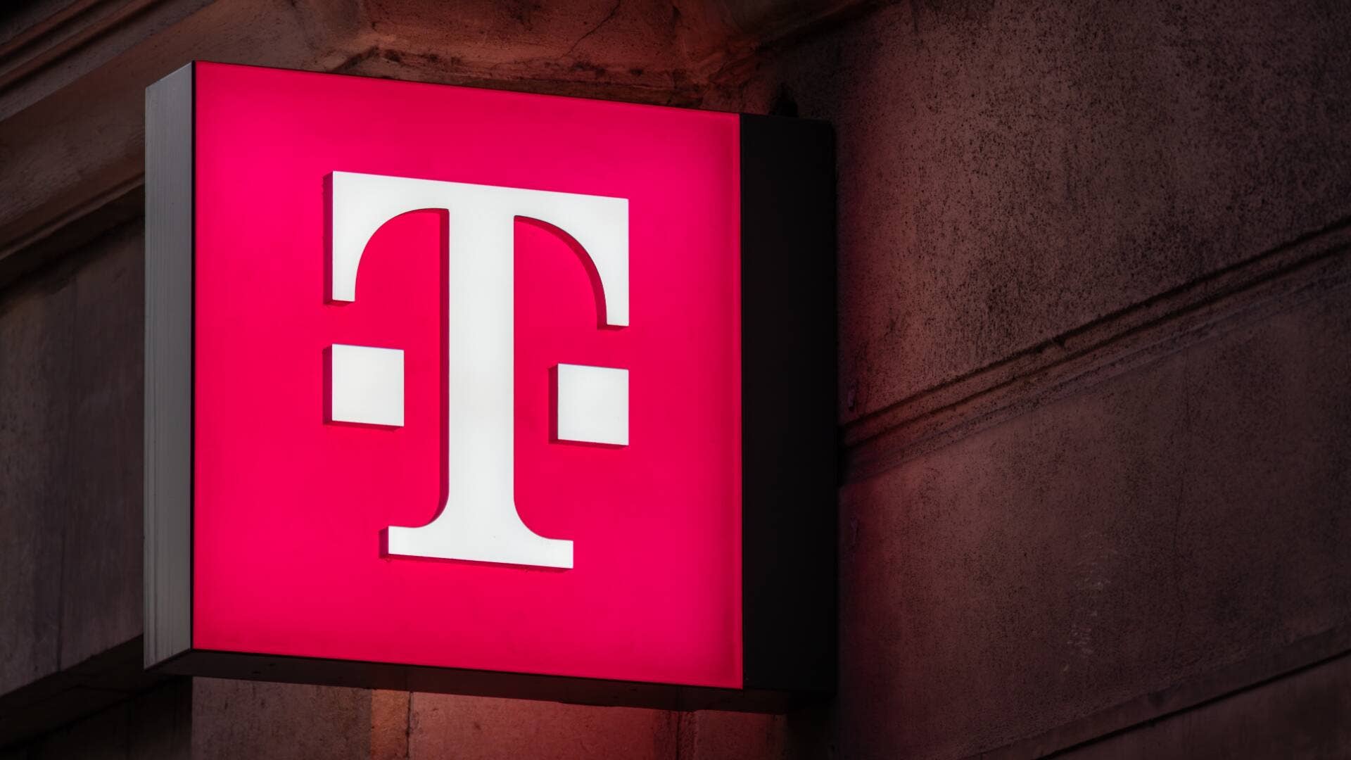 T-Mobile plans major pricing changes after losing more customers ...