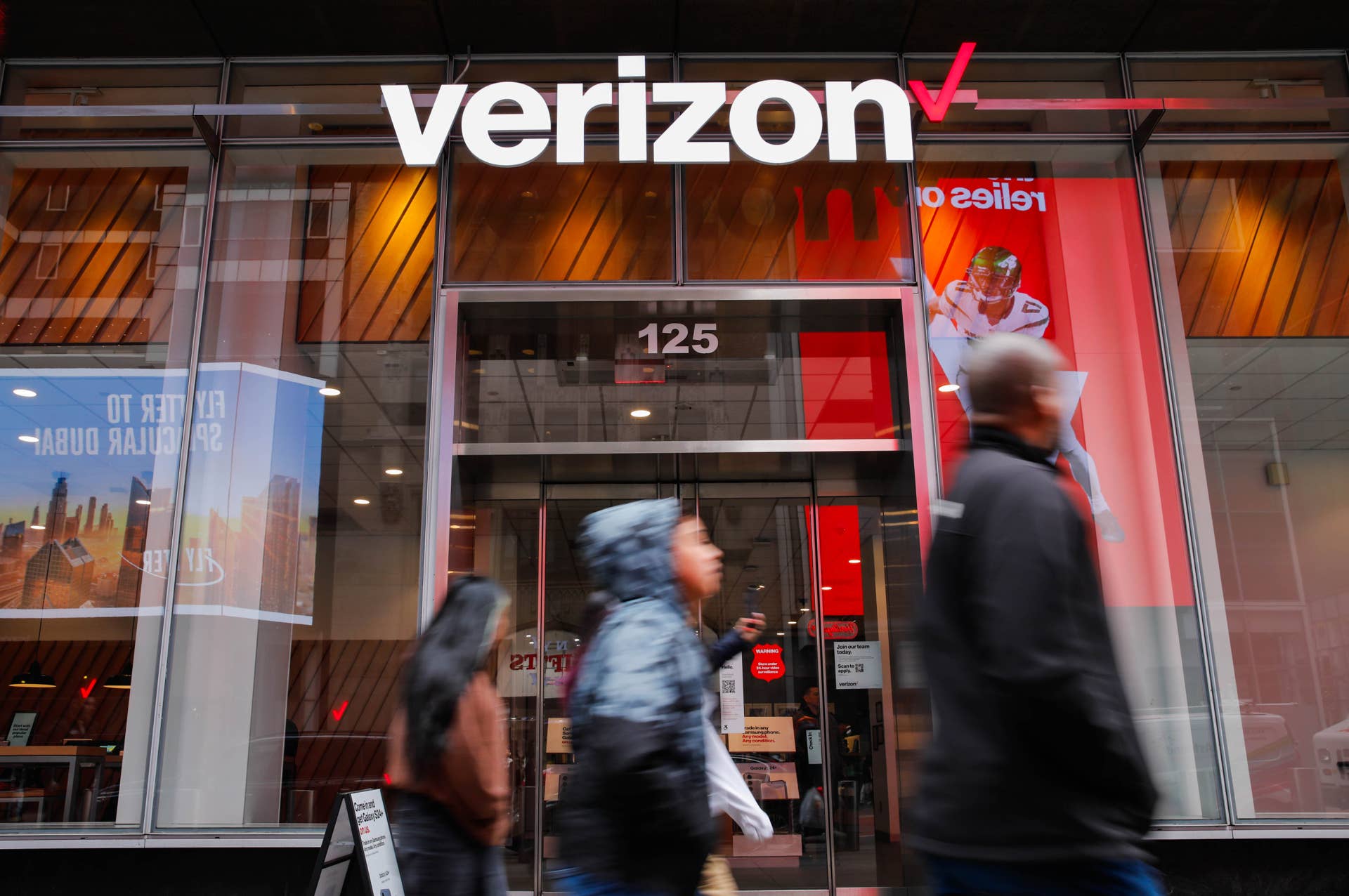 Verizon quietly makes aggressive move to stop fleeing customers - TheStreet