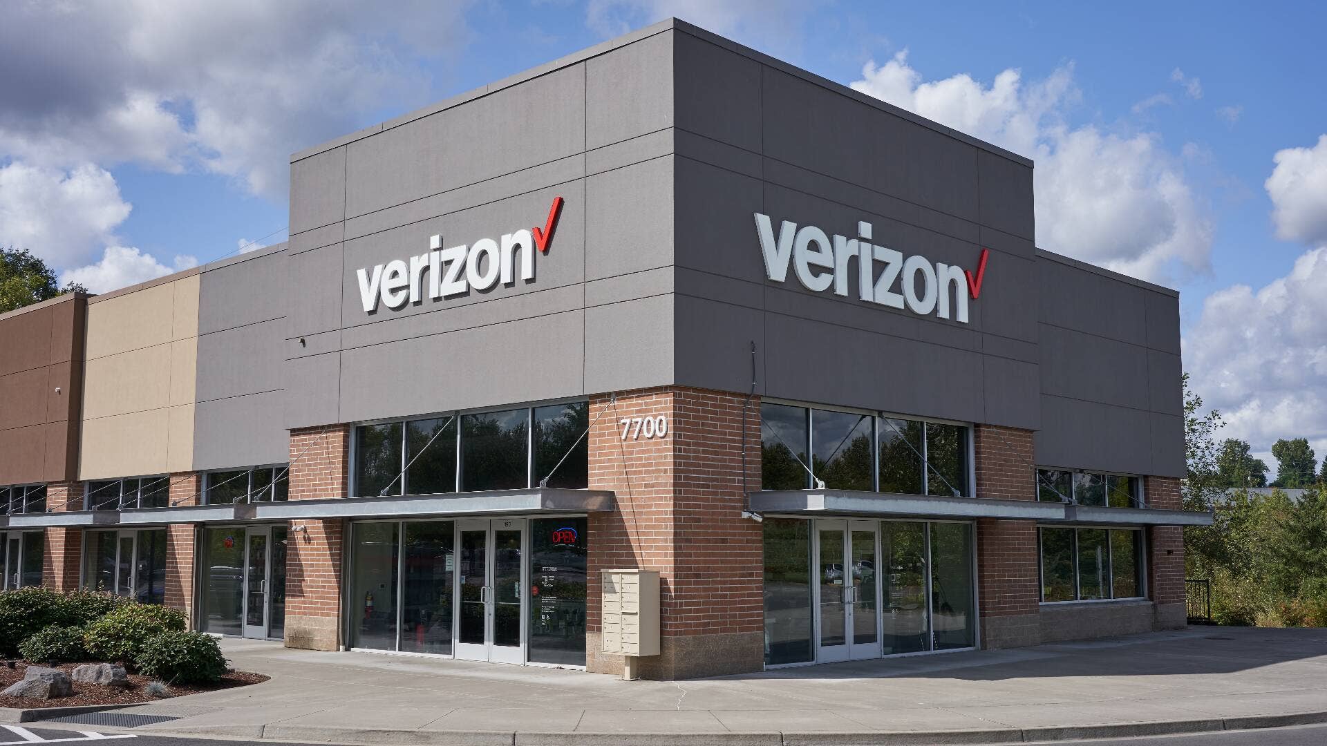 Verizon lowers price of major customer perk amid struggles - TheStreet