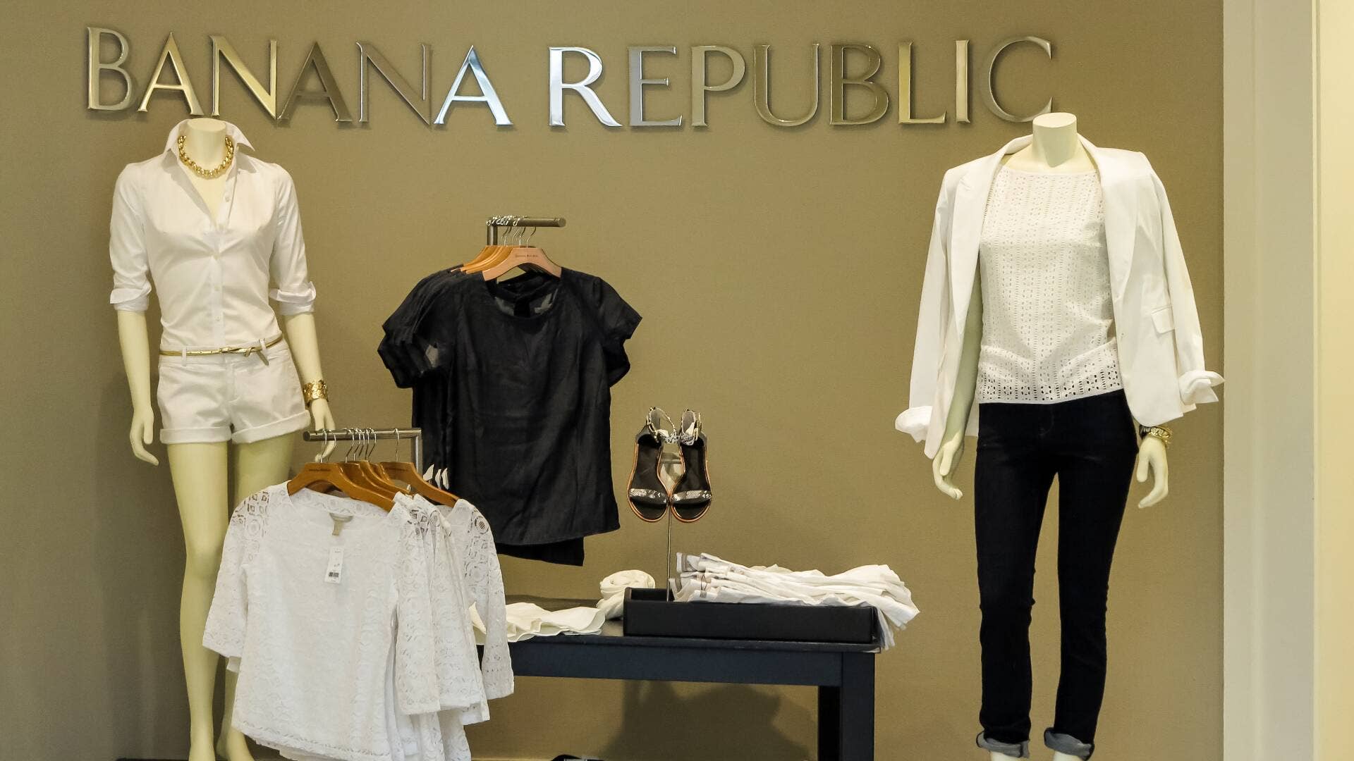 Banana Republic, Tommy Bahama, other retailers exit popular mall ...