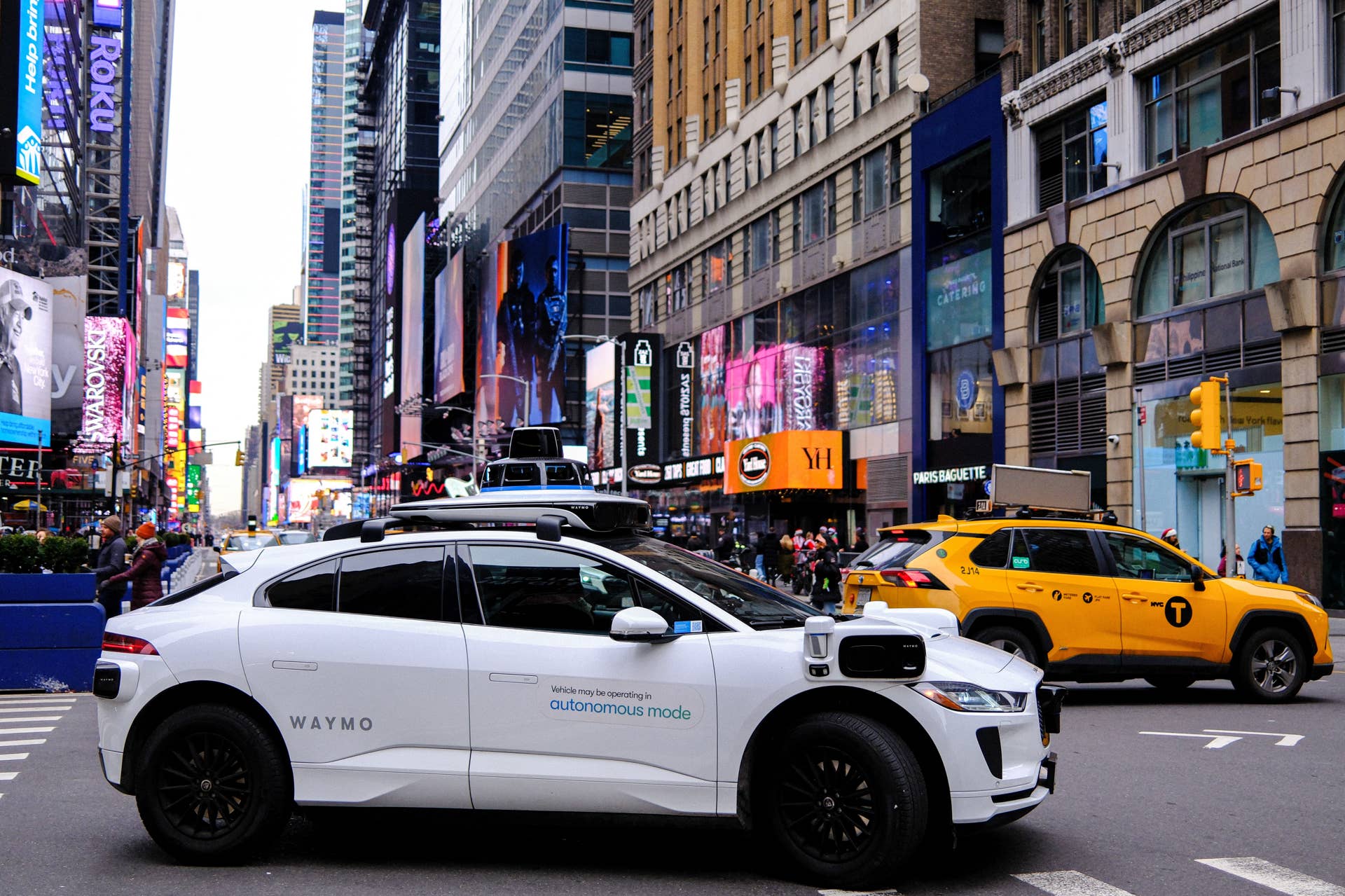 Despite recall, Waymo can’t seem to fix this dangerous issue - TheStreet