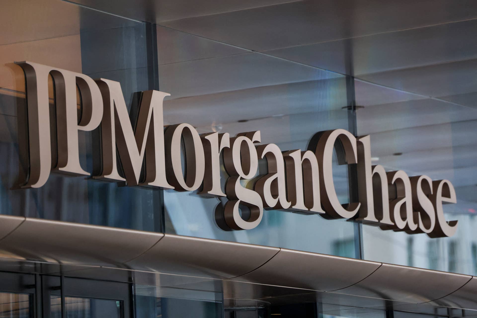 JPMorgan is brewing over Trump credit card plan - TheStreet