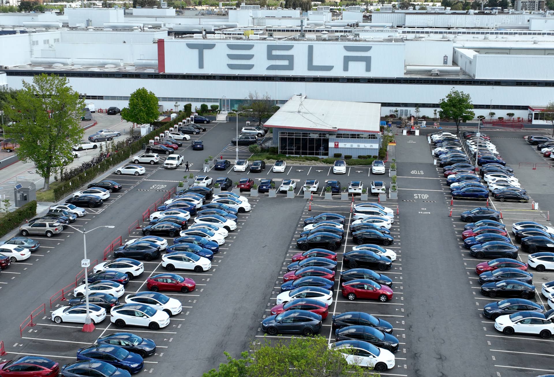 Tesla catches big break in federal racial discrimination case - TheStreet