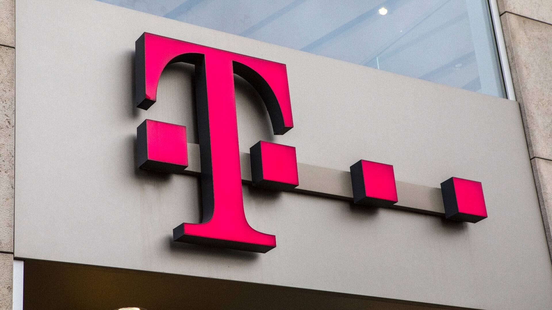 T-Mobile drops 2 new phone plans to stop customers from fleeing - TheStreet