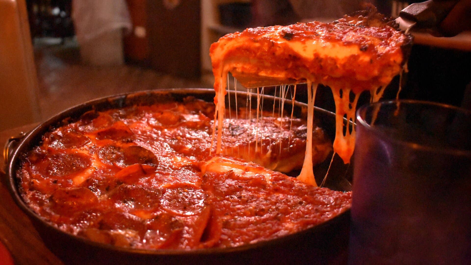 Award-winning Chicago-style pizza chain shocks fans with closings ...