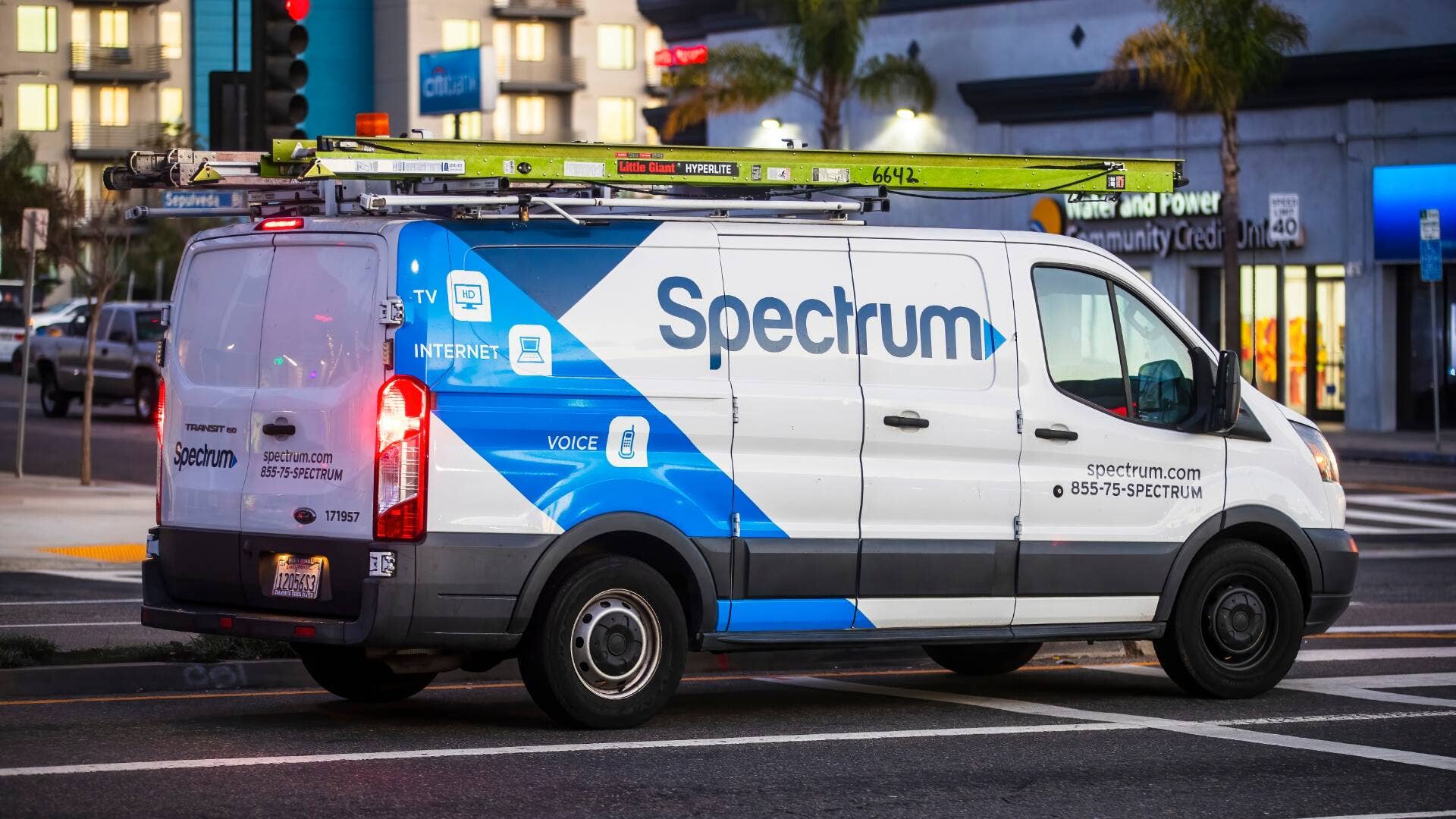 Spectrum drops bold new offer after heavy customer losses - TheStreet