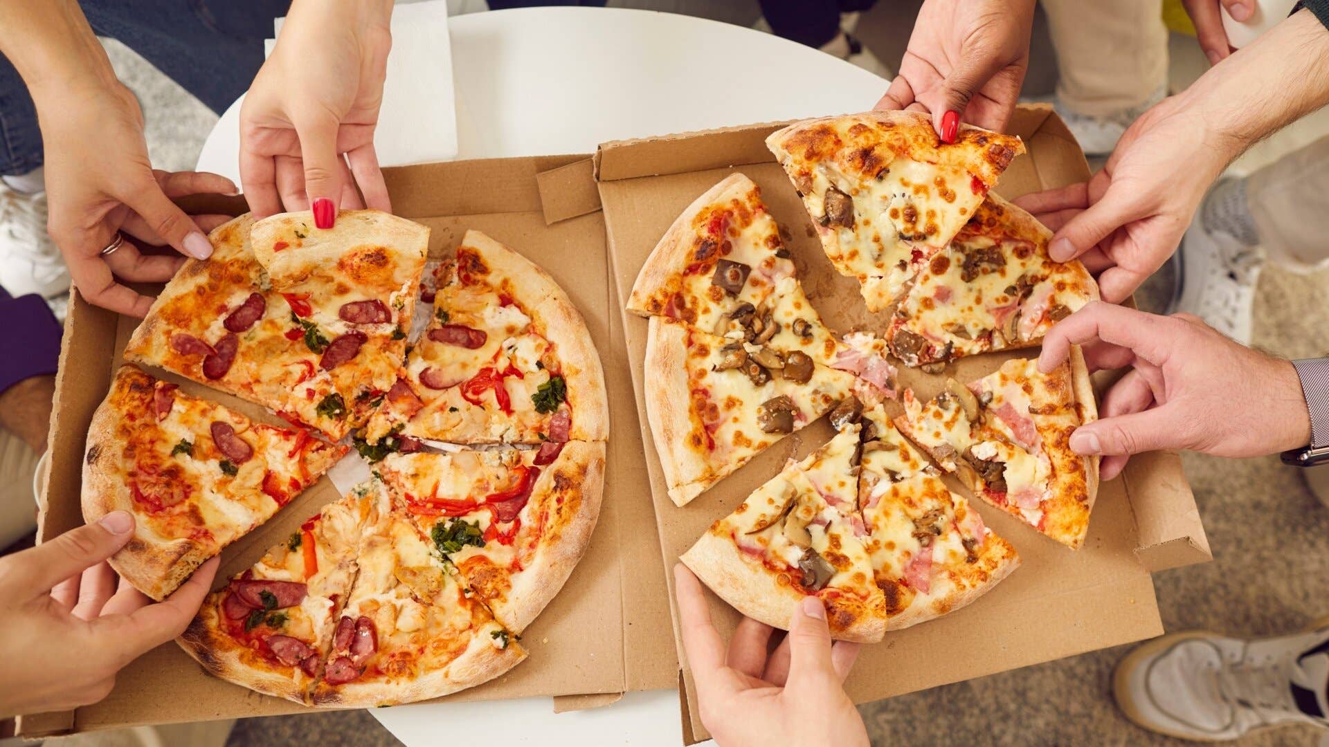 Two popular pizza chains closing hundreds of restaurants each - TheStreet
