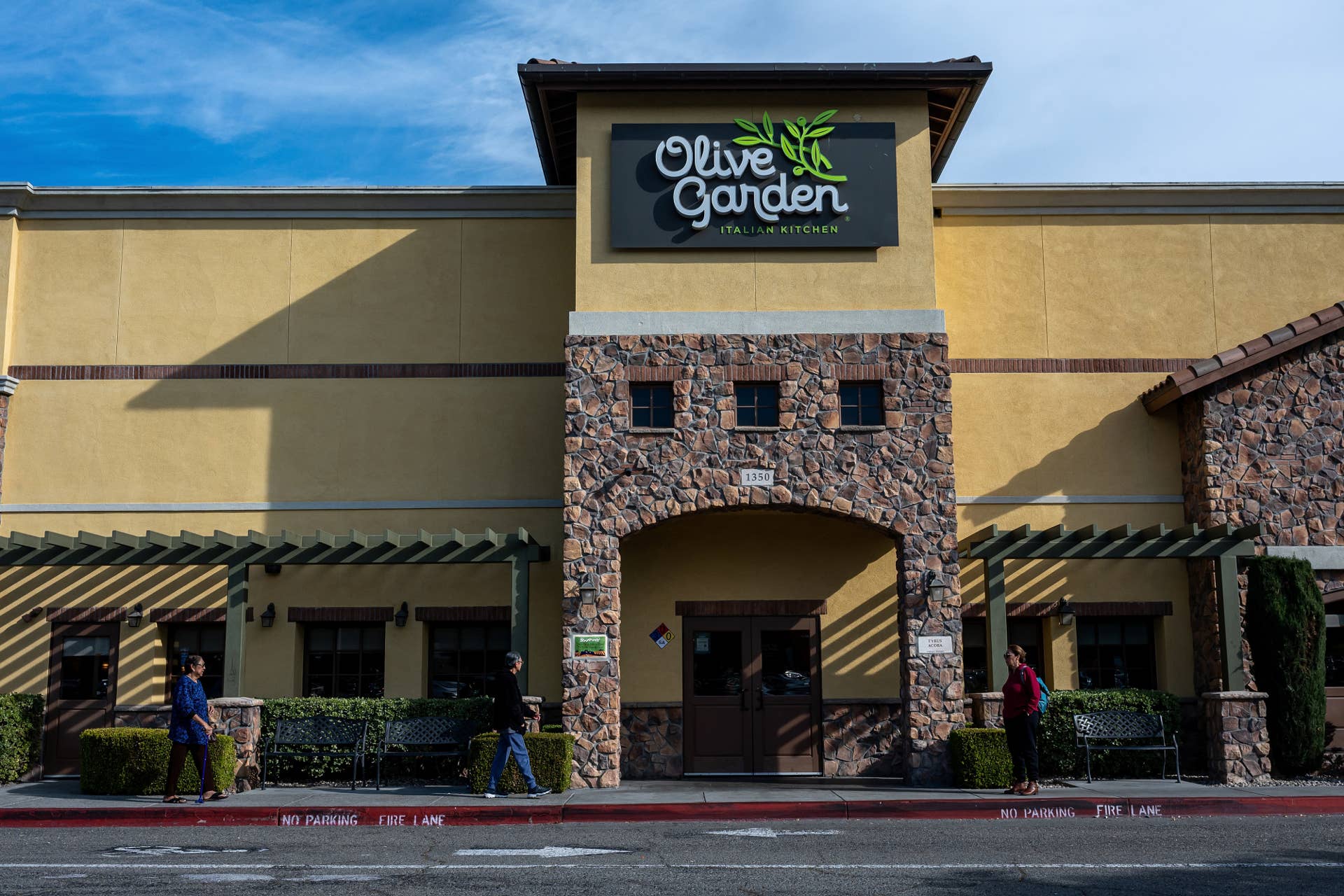 Darden dividend stock stumbles amid slow consumer spending | DRI ...