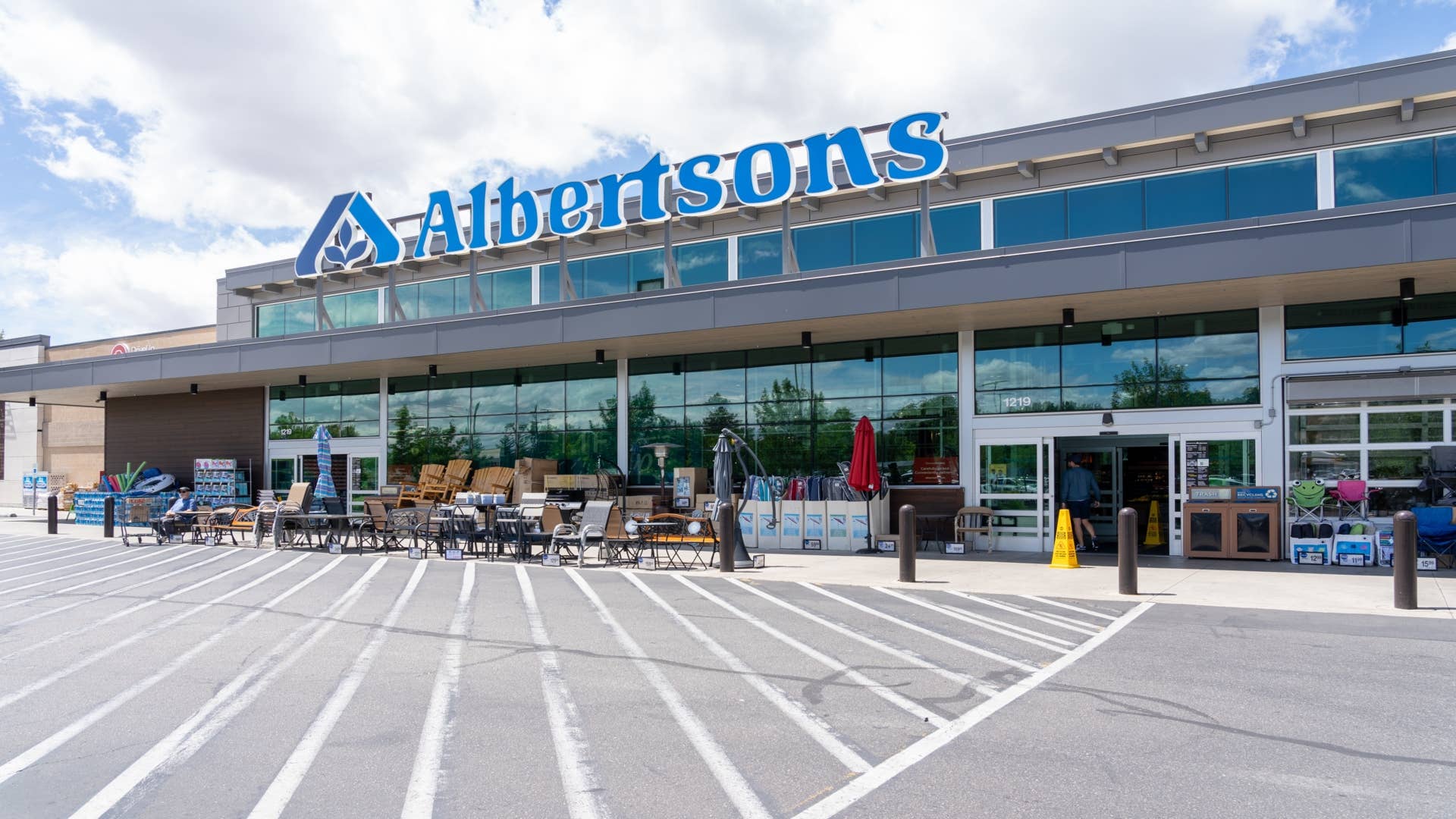 87-year-old retail grocery giant lays off 100s in store closings ...
