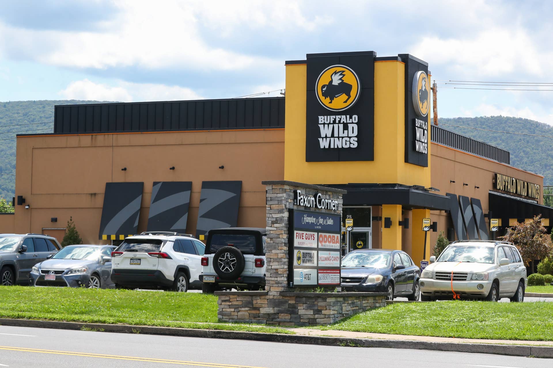 Buffalo Wild Wings closes restaurants across the U.S. in 2026 - TheStreet