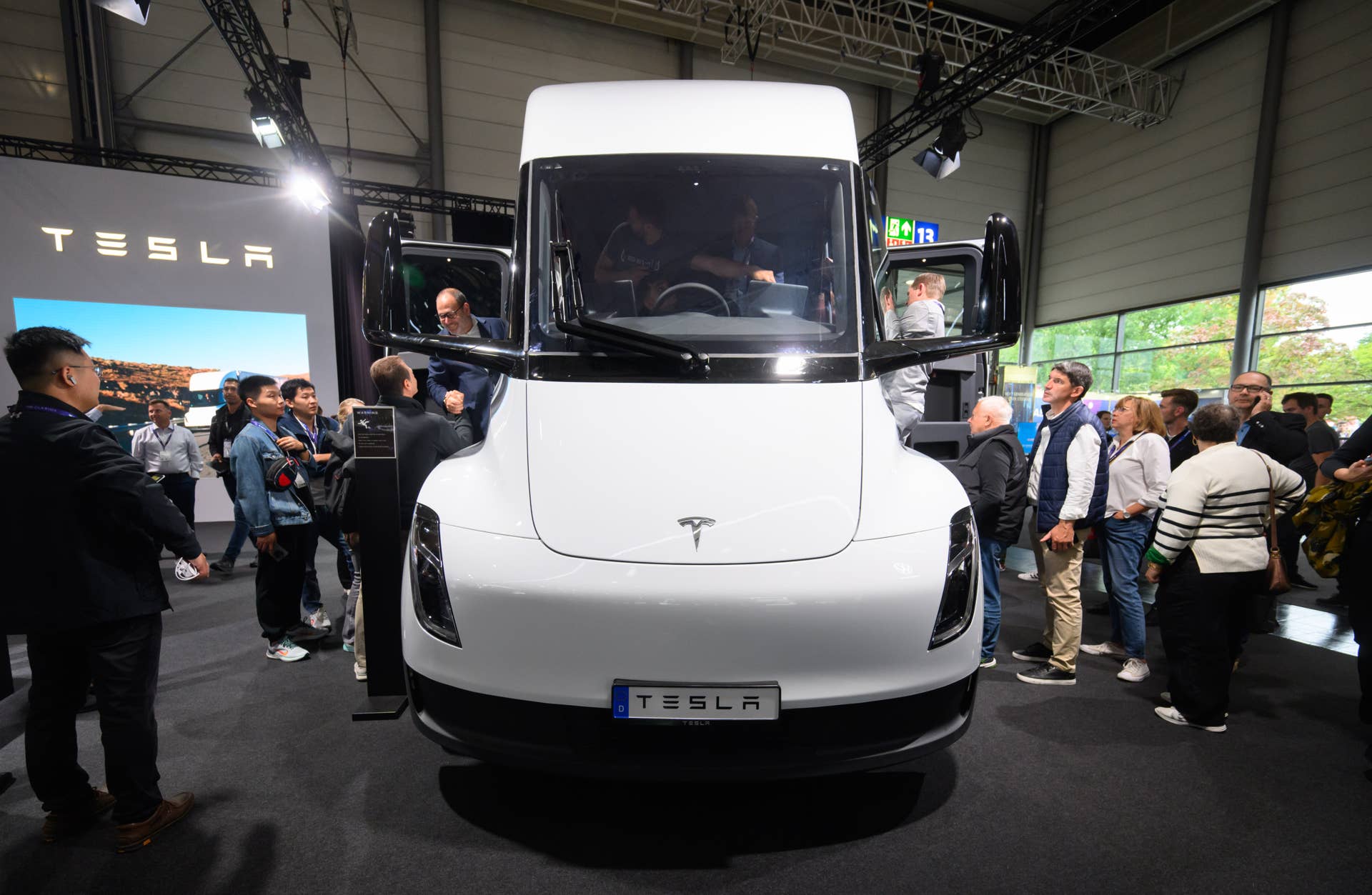 Elon Musk's Tesla drops huge news for its customers - TheStreet