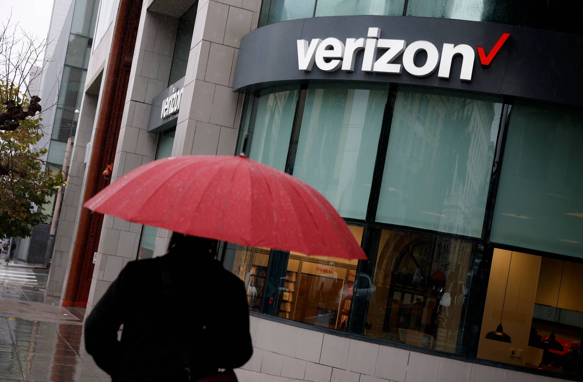 Verizon makes surprising phone plan change that could backfire - TheStreet