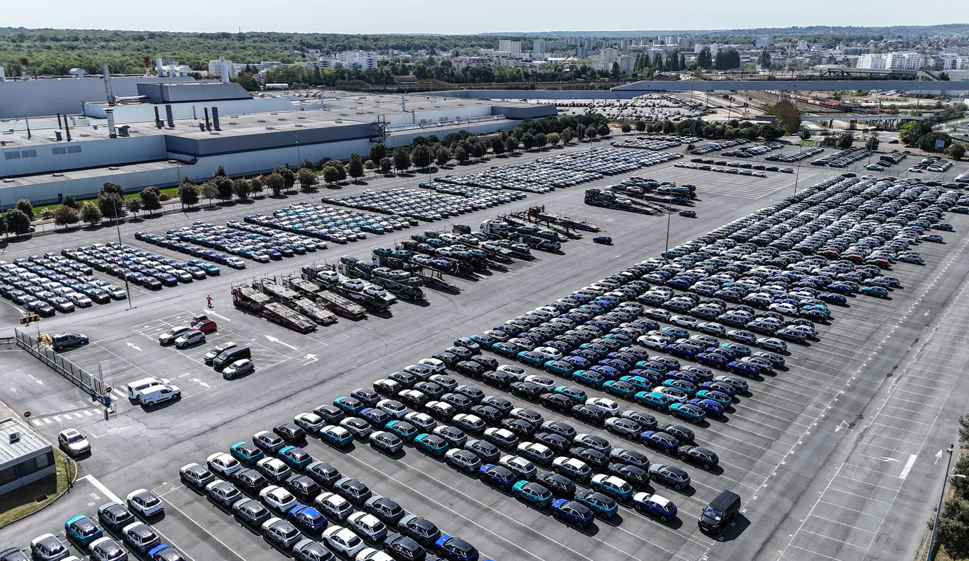 Ford rival doubles down on China with bold move | STLA - TheStreet