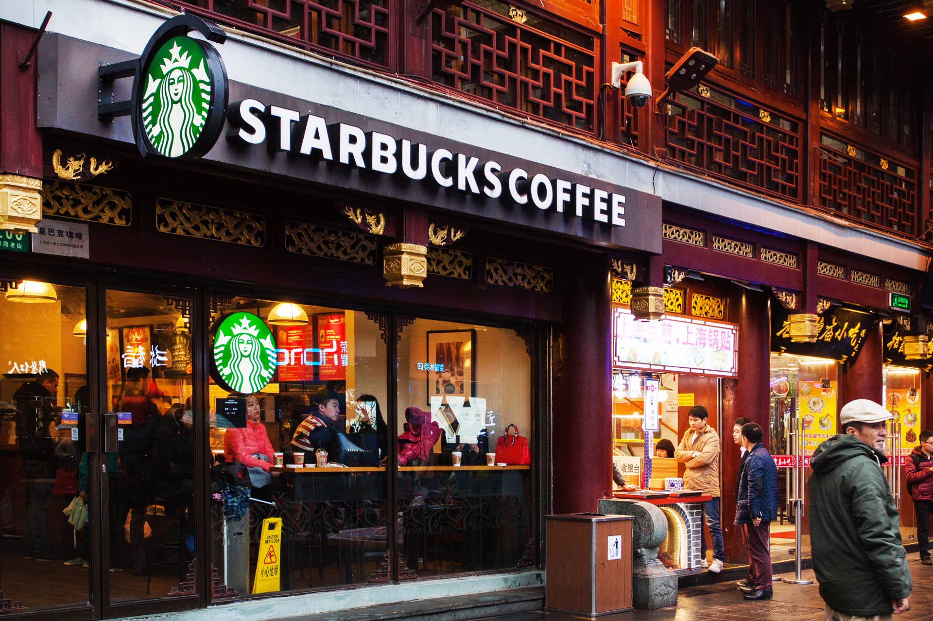 Starbucks delivers tough update on regional offices, cuts 100s of jobs ...