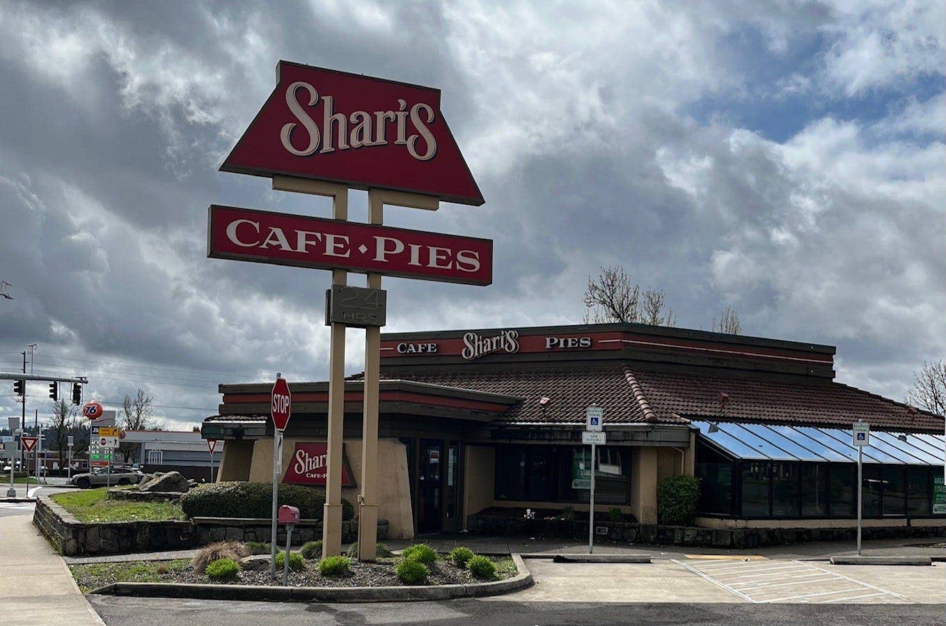 Dining chain closes 86 locations, files Chapter 11 bankruptcy - TheStreet