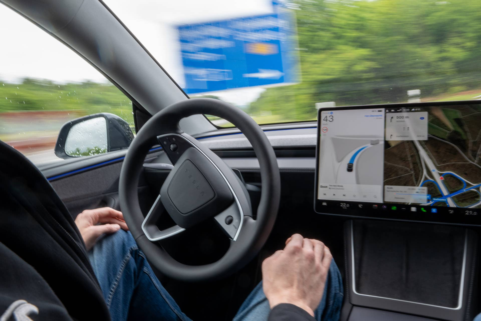Tesla FSD makes dangerous mistake in unfamiliar territory - TheStreet