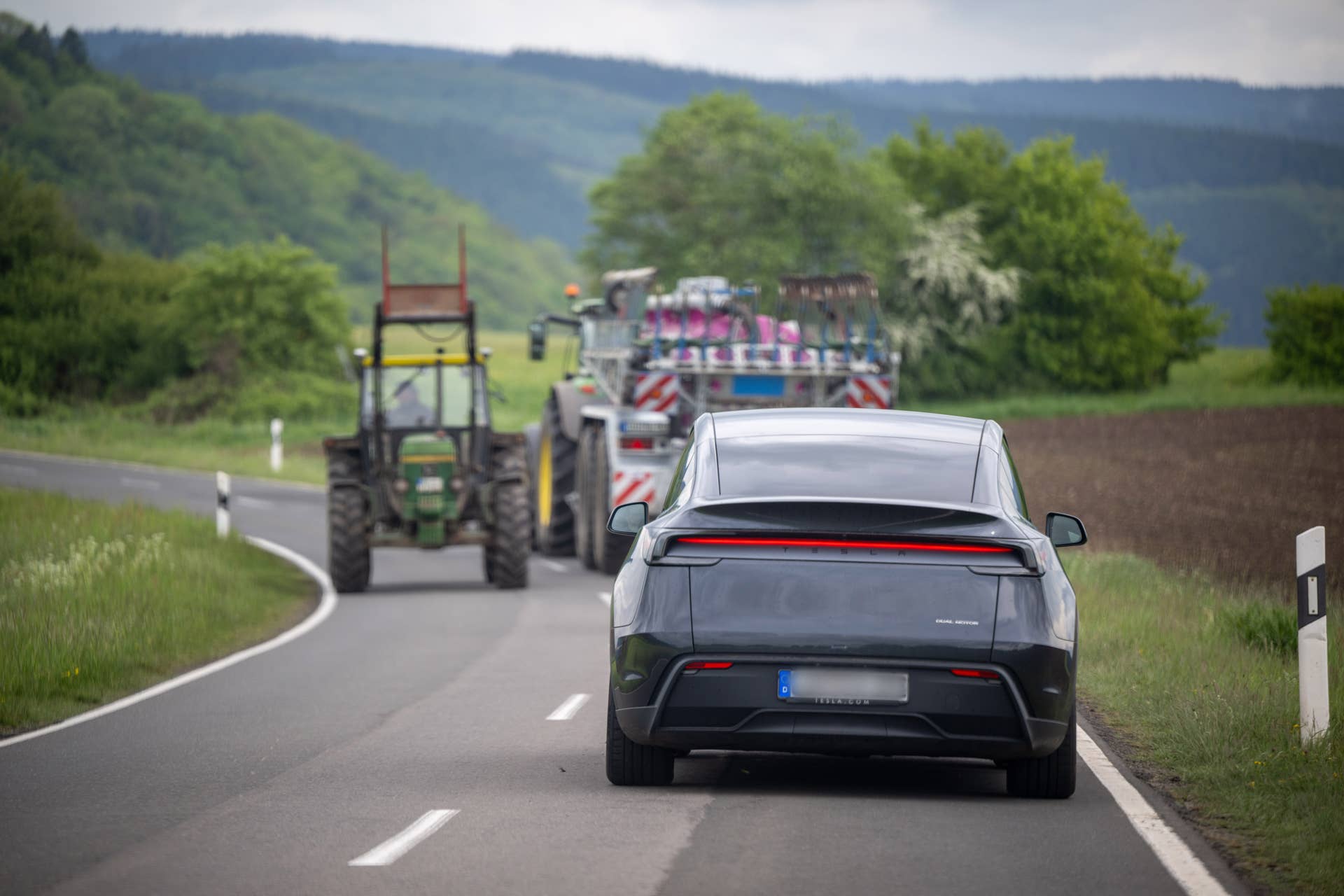Tesla FSD makes dangerous mistake in unfamiliar territory - TheStreet