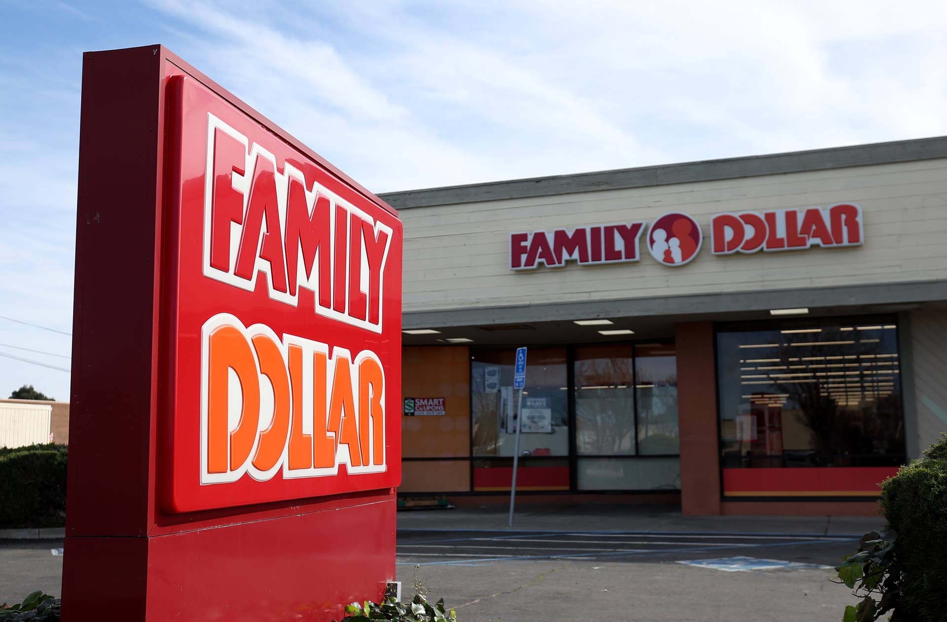 Discount retail giant closes 350 U.S. stores , sparing only six states ...