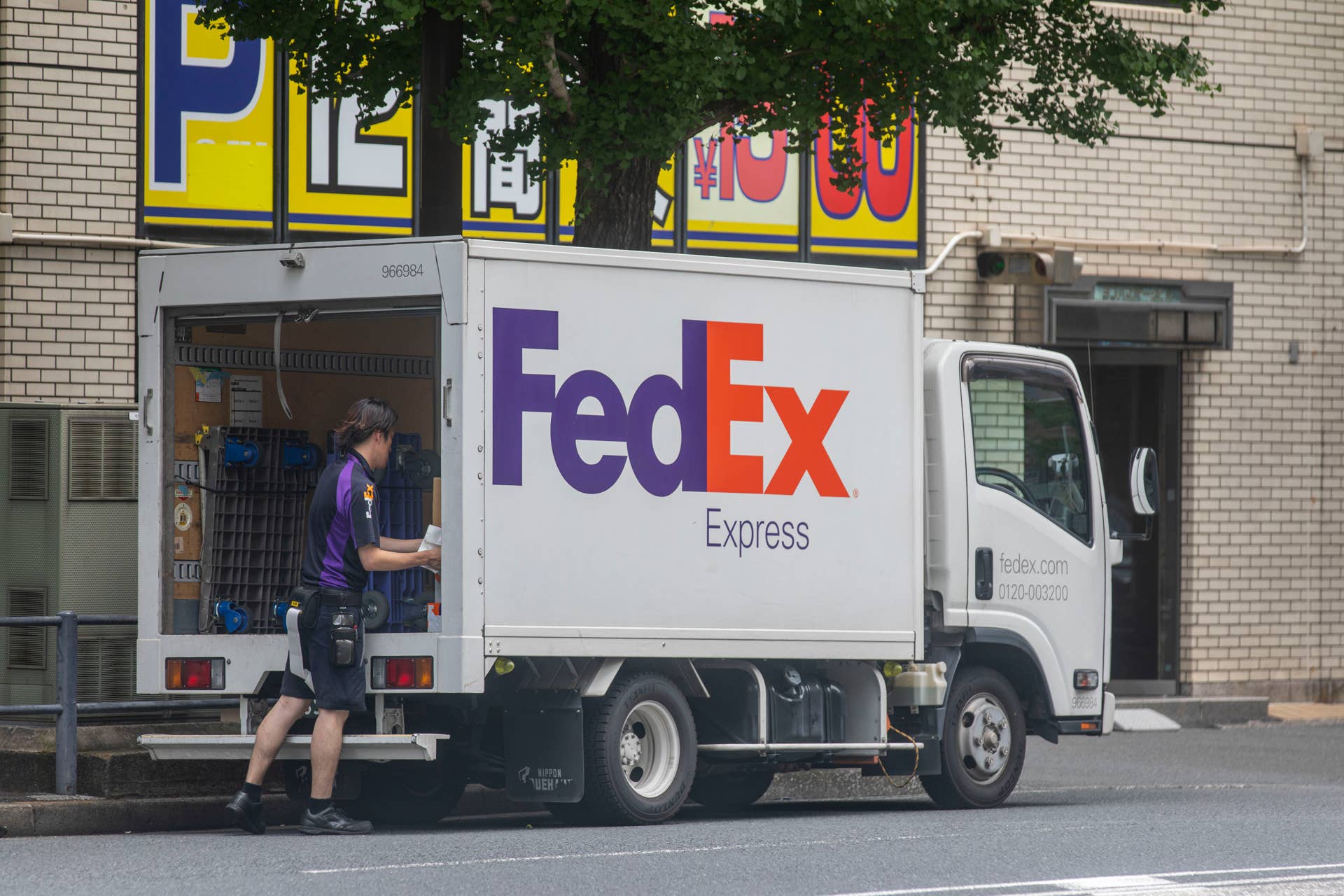 JPMorgan resets FedEx stock rating ahead of June spinoff - TheStreet