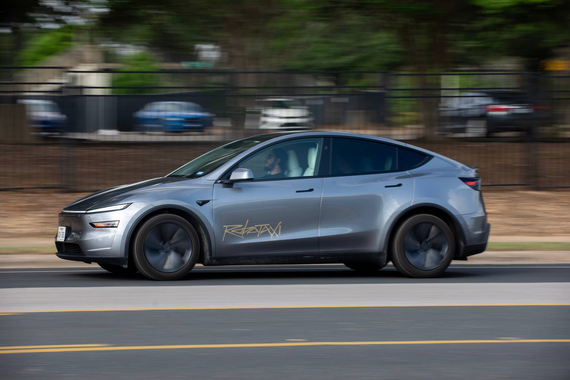 Former Tesla AI data trainers deliver crucial message on robotaxis ...
