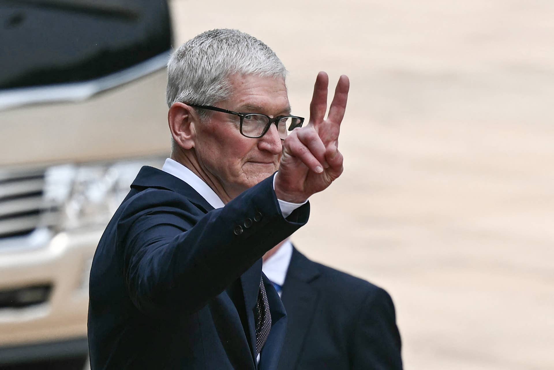 Tim Cook is just one of hundreds of CEOs quietly hitting the exits ...