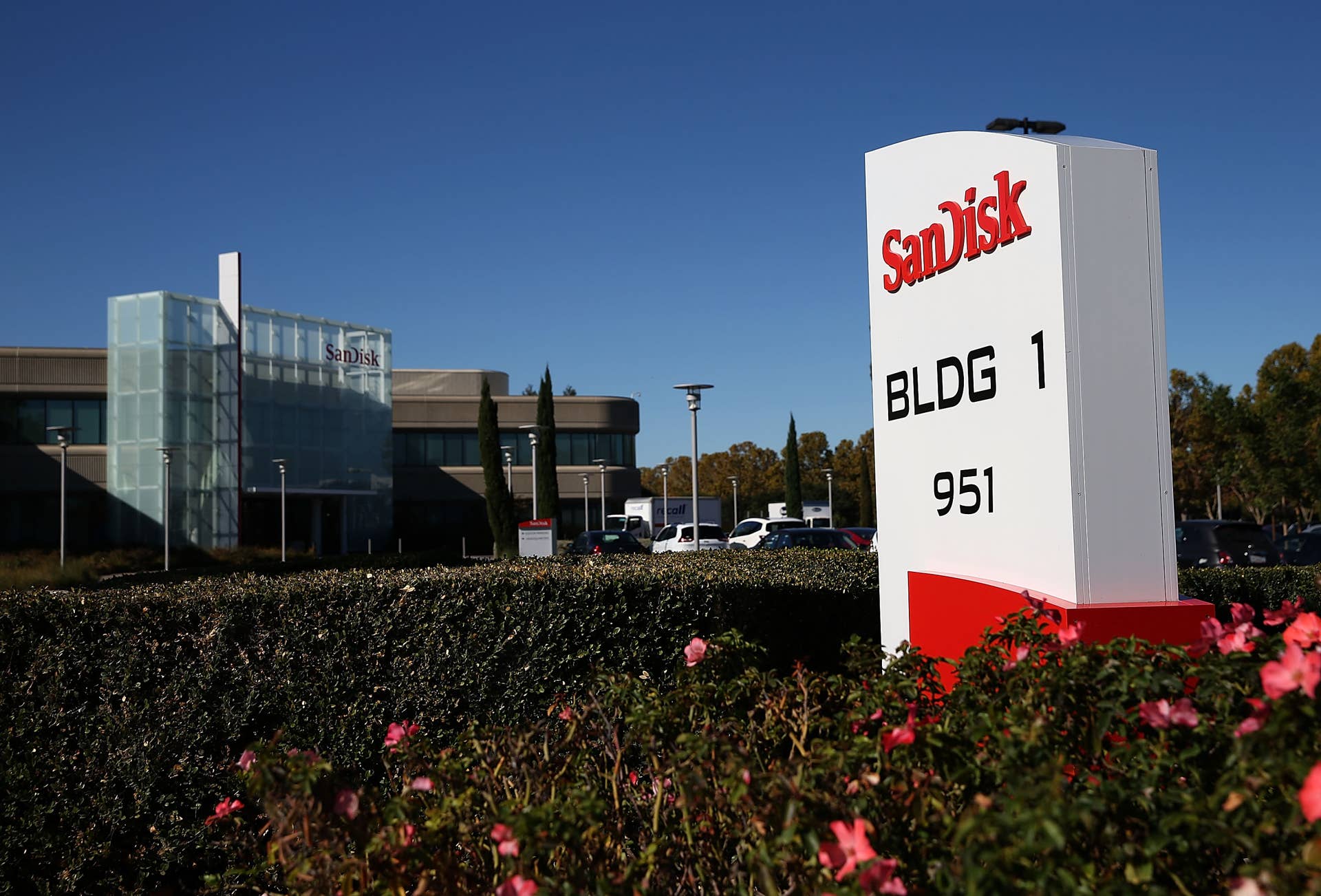 5-star analyst sets jaw-dropping SanDisk stock price target - TheStreet