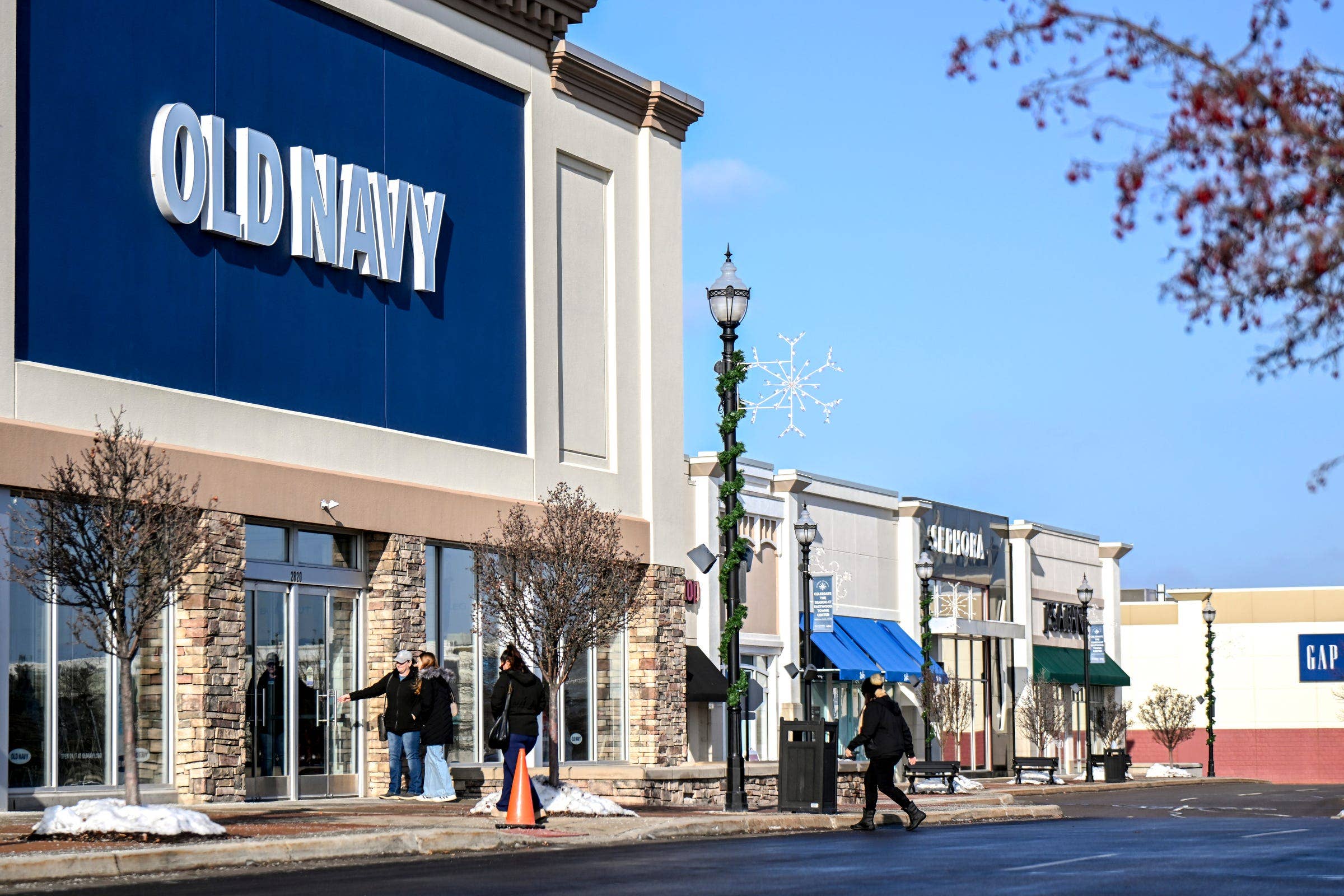 Largest specialty clothing chain closes stores, sales plan flops ...