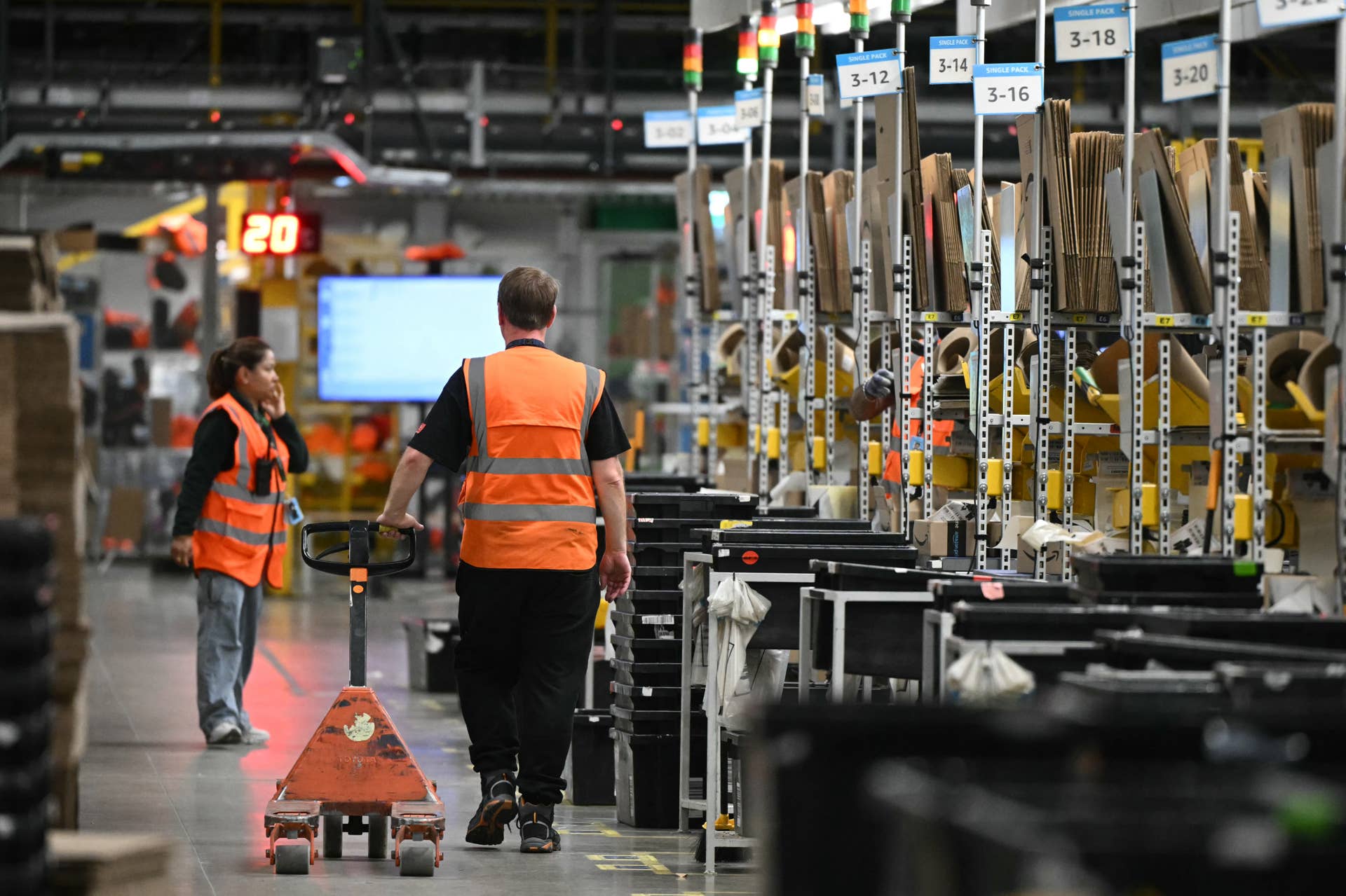 How many employees does Amazon have in 2026? Its workforce explained ...